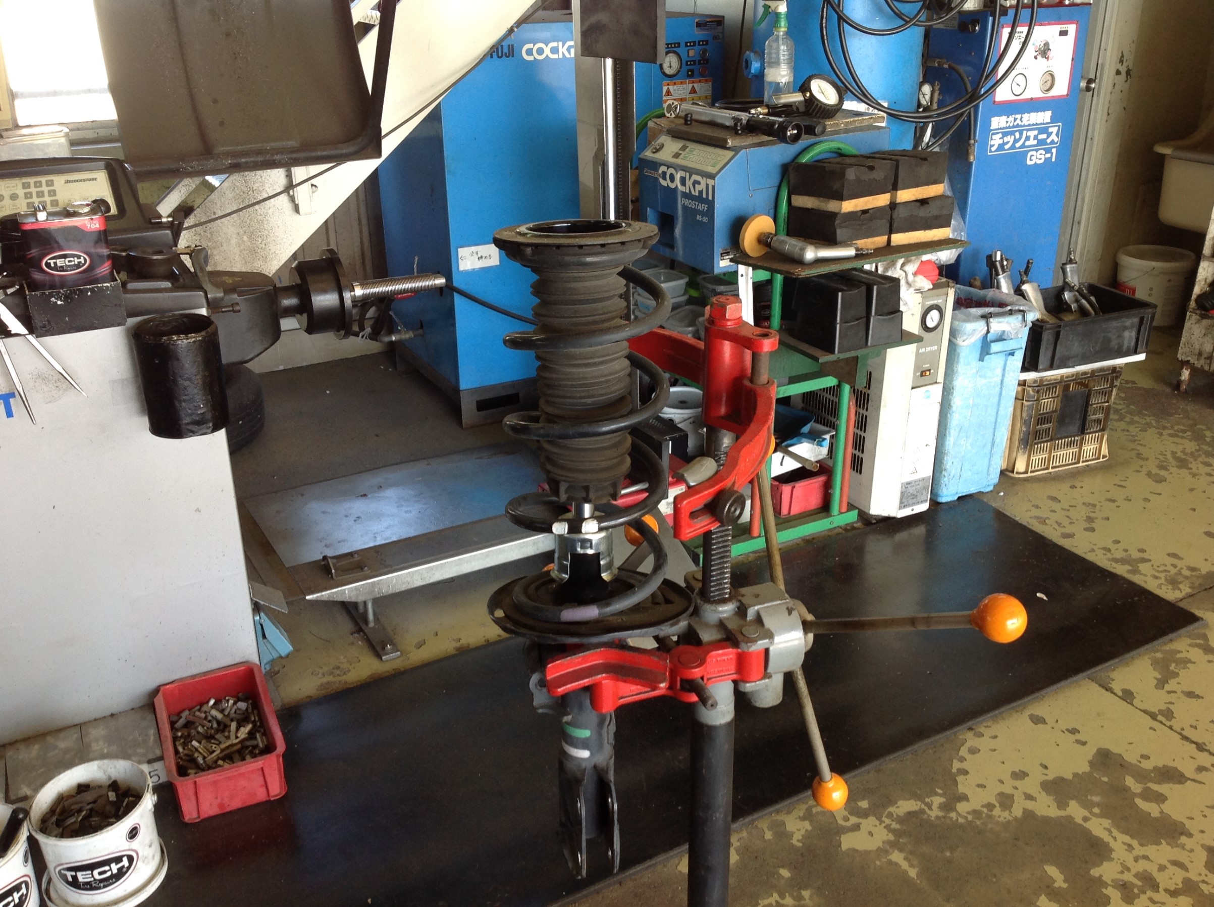 80VOXYさん、TEIN HIGH.TECHスプリング装着でスタイリッシュに変身♪ | トヨタ ヴォクシー ハイブリッド 足まわり（サスペンション・ブレーキ） 足まわり（サスペンション ...