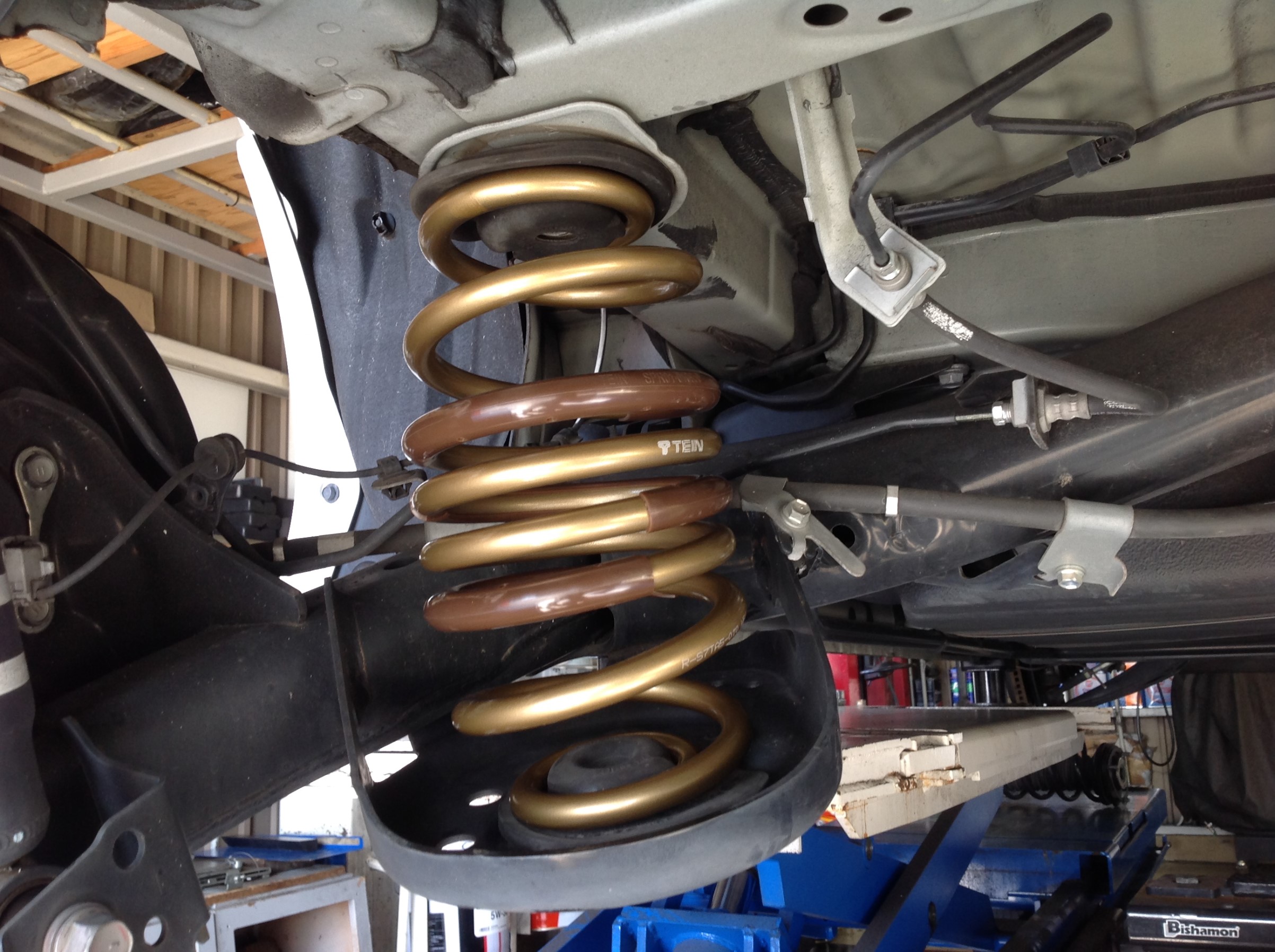 80VOXYさん、TEIN HIGH.TECHスプリング装着でスタイリッシュに変身♪ | トヨタ ヴォクシー ハイブリッド 足まわり（サスペンション・ブレーキ） 足まわり（サスペンション ...