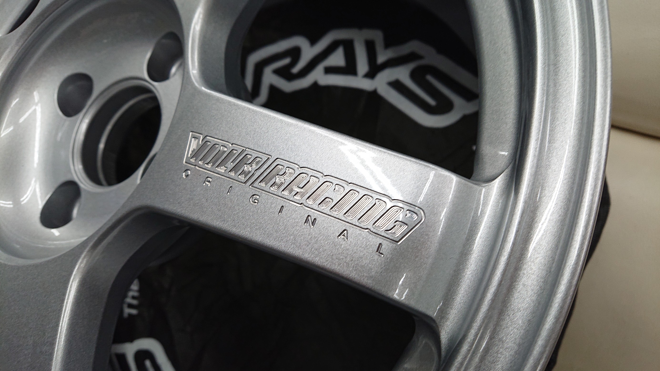 RAYS（レイズ）の新色でオプションカラーの ダイヤモンドシルバー（DS）が “顔見せ”に登場しました。 | ホイール タイヤ > タイヤ・ホイール交換 | Feel Book | スタイル ...