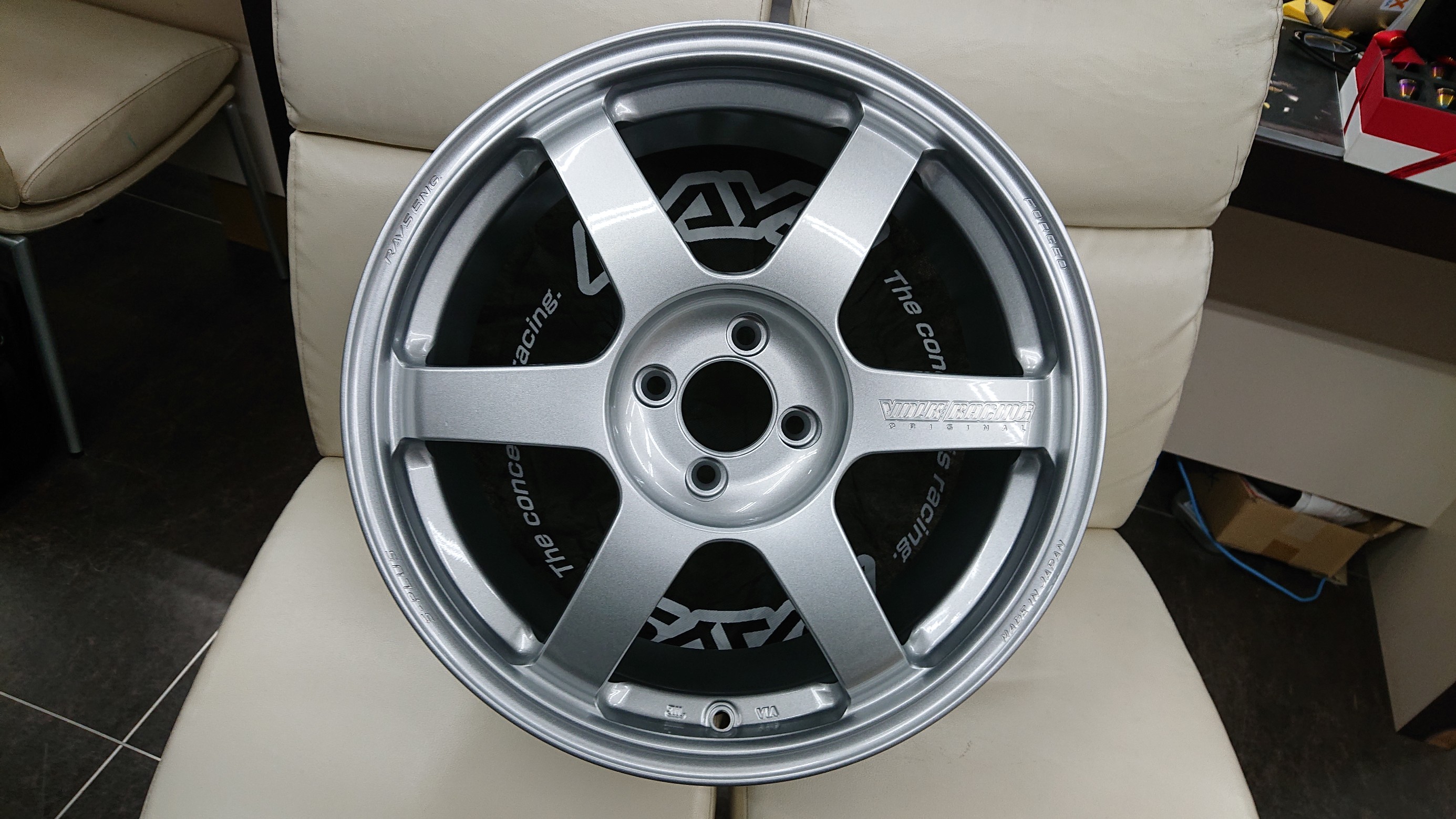 RAYS（レイズ）の新色でオプションカラーの ダイヤモンドシルバー（DS）が “顔見せ”に登場しました。 | ホイール タイヤ > タイヤ・ホイール交換 | Feel Book | スタイル ...