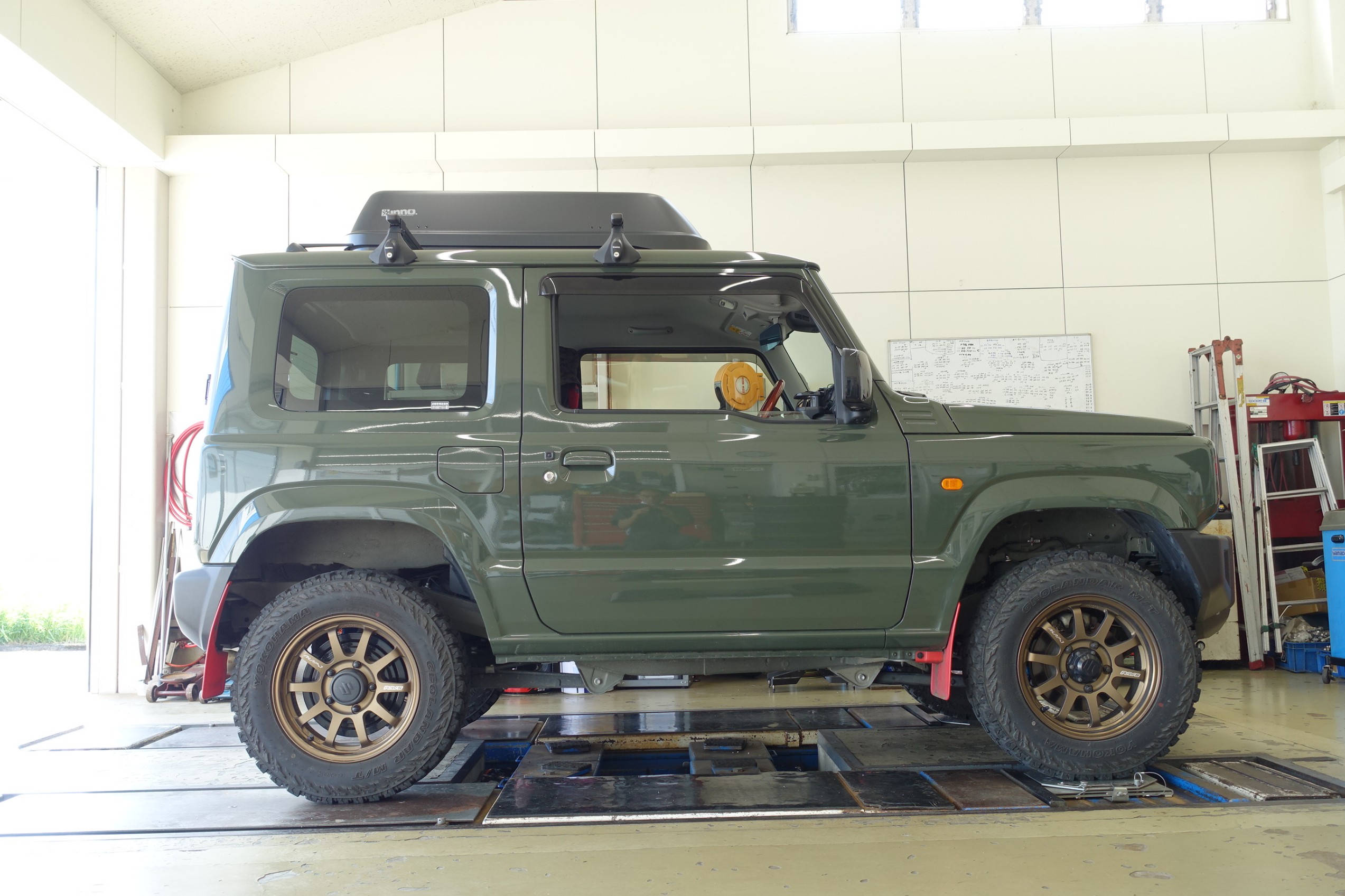 “好みの硬さ”と”好みの高さ”でオンリーワンのリフトアップを！ スズキ新型ジムニー（JB64W）に「クスコ 1インチアップ サスペンションキット」の取り付け！ | スズキ ジムニー | 店長 ...