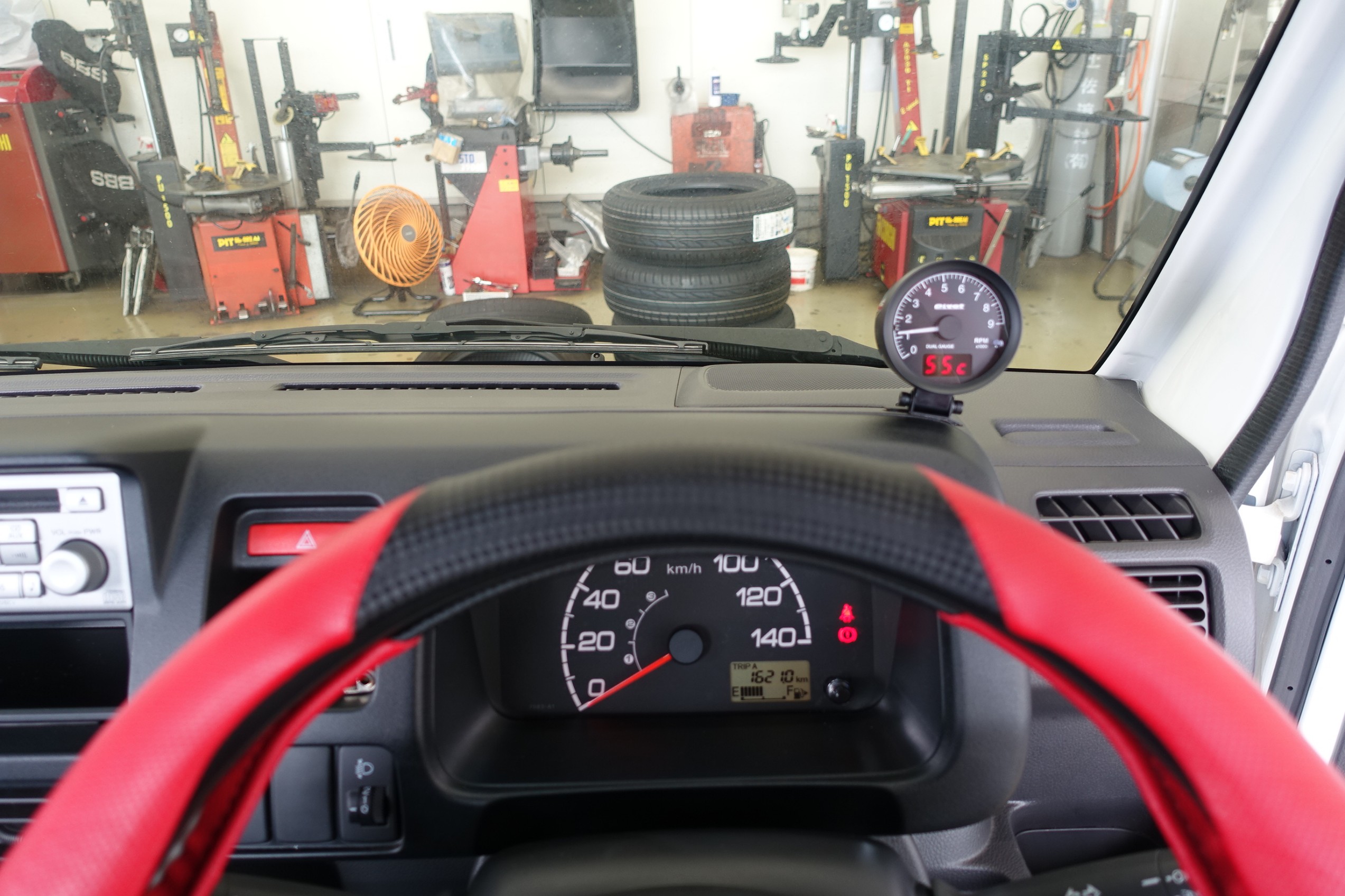 タコメーターの無い軽トラには、とっても便利な“デュアルメーター”がオススメですよ！ホンダ アクティトラック（HA9）に「pivot DUAL ...