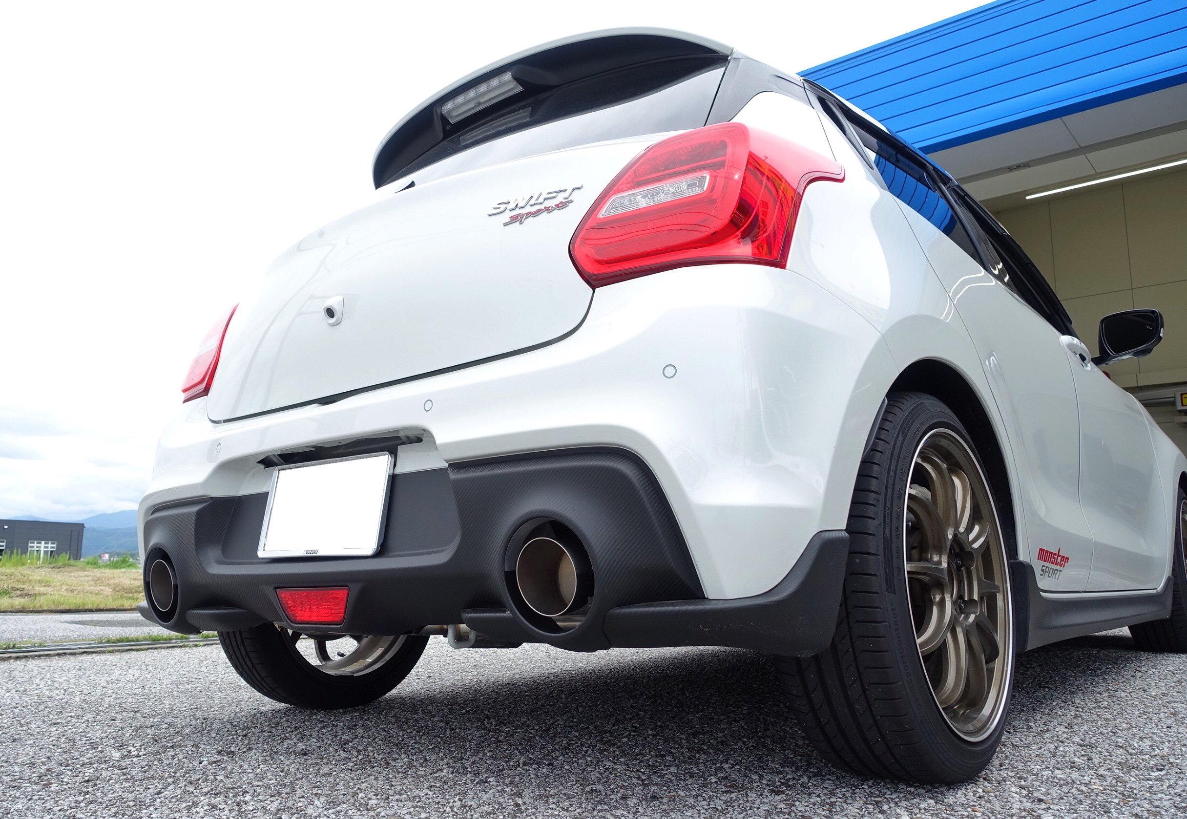 “美音”を奏でるスイスポオーナーが急増中です！スズキ スイフトスポーツ（ZC33S）に「モンスタースポーツ Sp-X デュアルストリートマフラー」の取り付け！ | スズキ スイフト スポーツ ...
