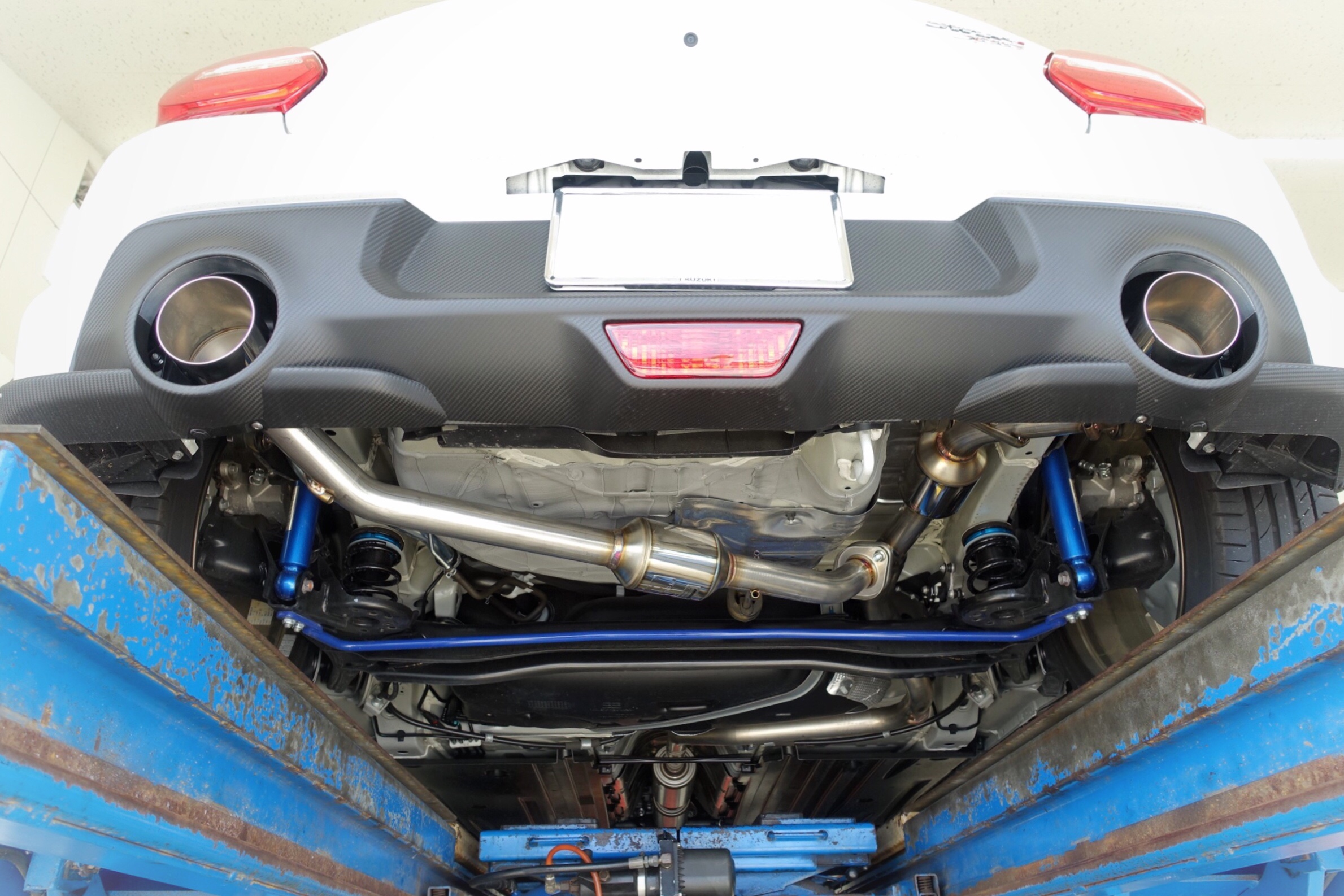 “美音”を奏でるスイスポオーナーが急増中です！スズキ スイフトスポーツ（ZC33S）に「モンスタースポーツ Sp-X デュアルストリートマフラー」の取り付け！ | スズキ スイフト スポーツ ...