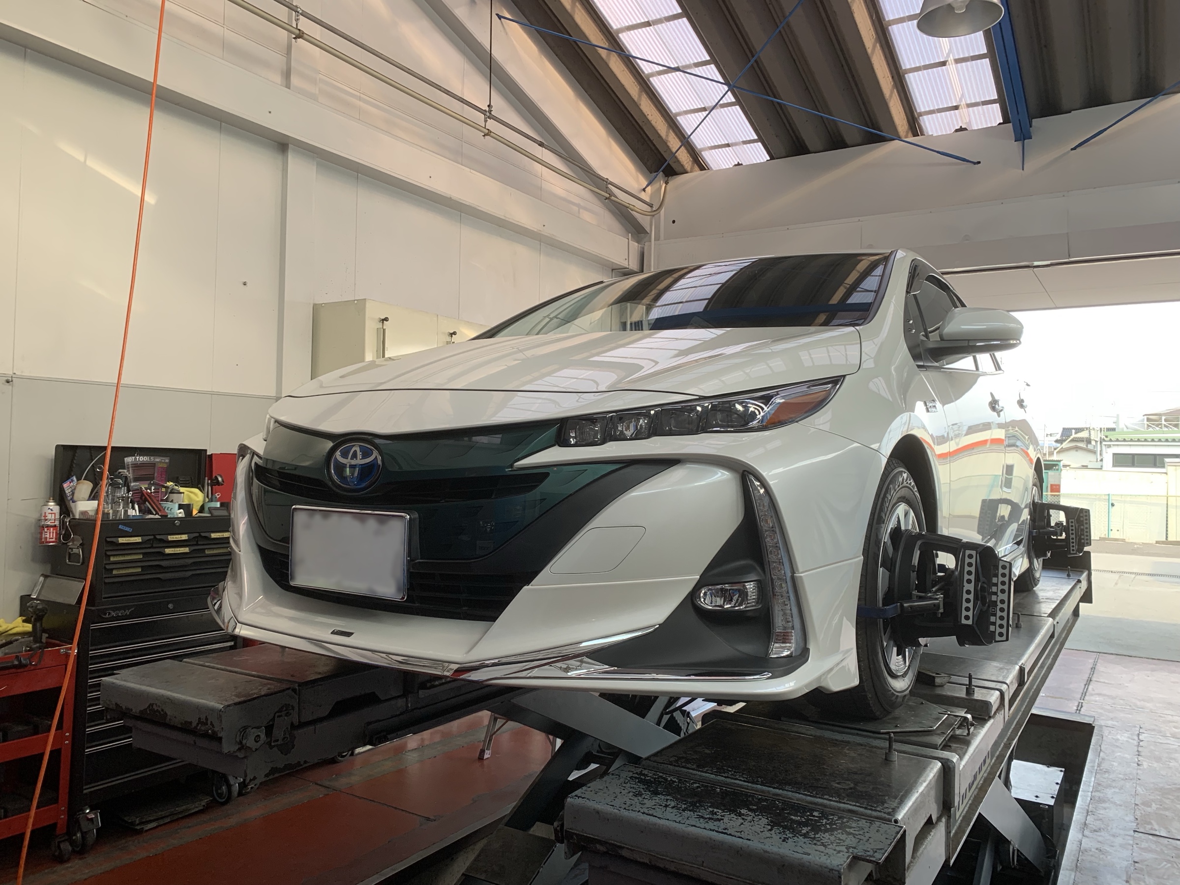 プリウスPHV 4輪アライメント調整 | トヨタ プリウスPHV | スタッフ 日記 | コクピット 荒井 | 車のカスタマイズにかかわるスタッフより