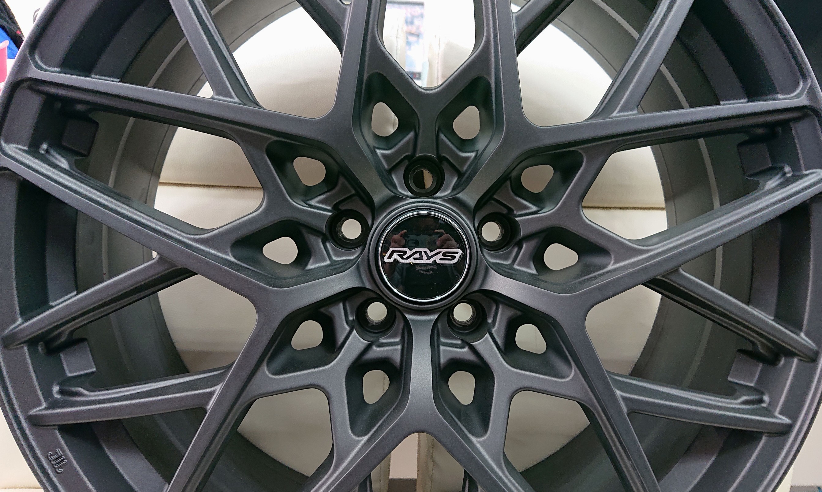 RAYS（レイズ）の新作 VERSUS（ベルサス）VV25M マットスーパーダークガンメタ が 早速「顔見せ」に来てくれました。 | ホイール タイヤ > タイヤ・ホイール交換 | Feel ...