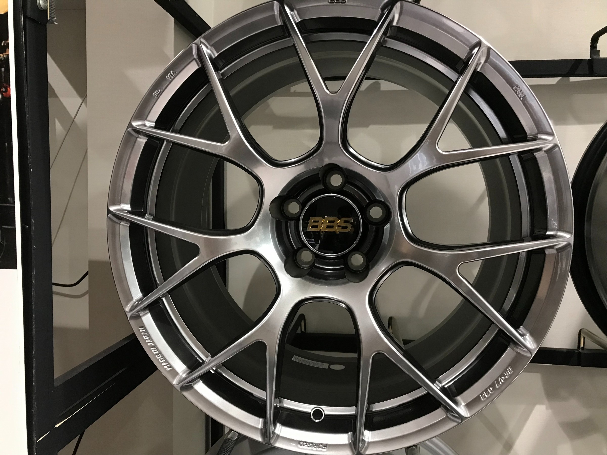 BBS RE-V7 に「コクピット対象店舗」限定カラー マットグレイ（MGR）!! | スタッフ日記 | コクピット21世田谷 | 車のカスタマイズにかかわるスタッフより