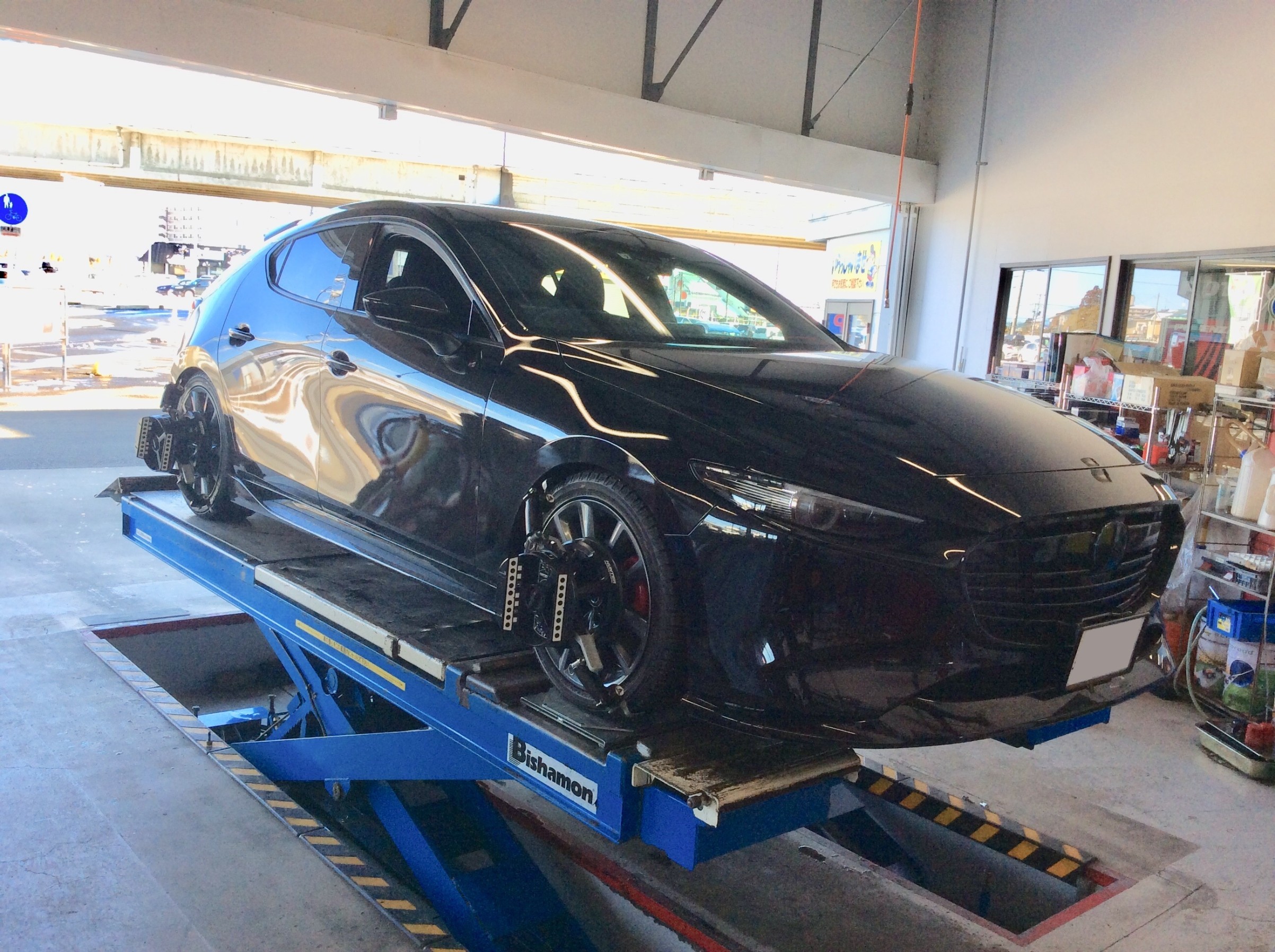 マツダ3 BPEP 車高調取り付けます！ | マツダ MAZDA3 足まわり（サスペンション・ブレーキ） | カスタマイズ別ショーケース | コクピット 名取 | お店の取付加工事例紹介