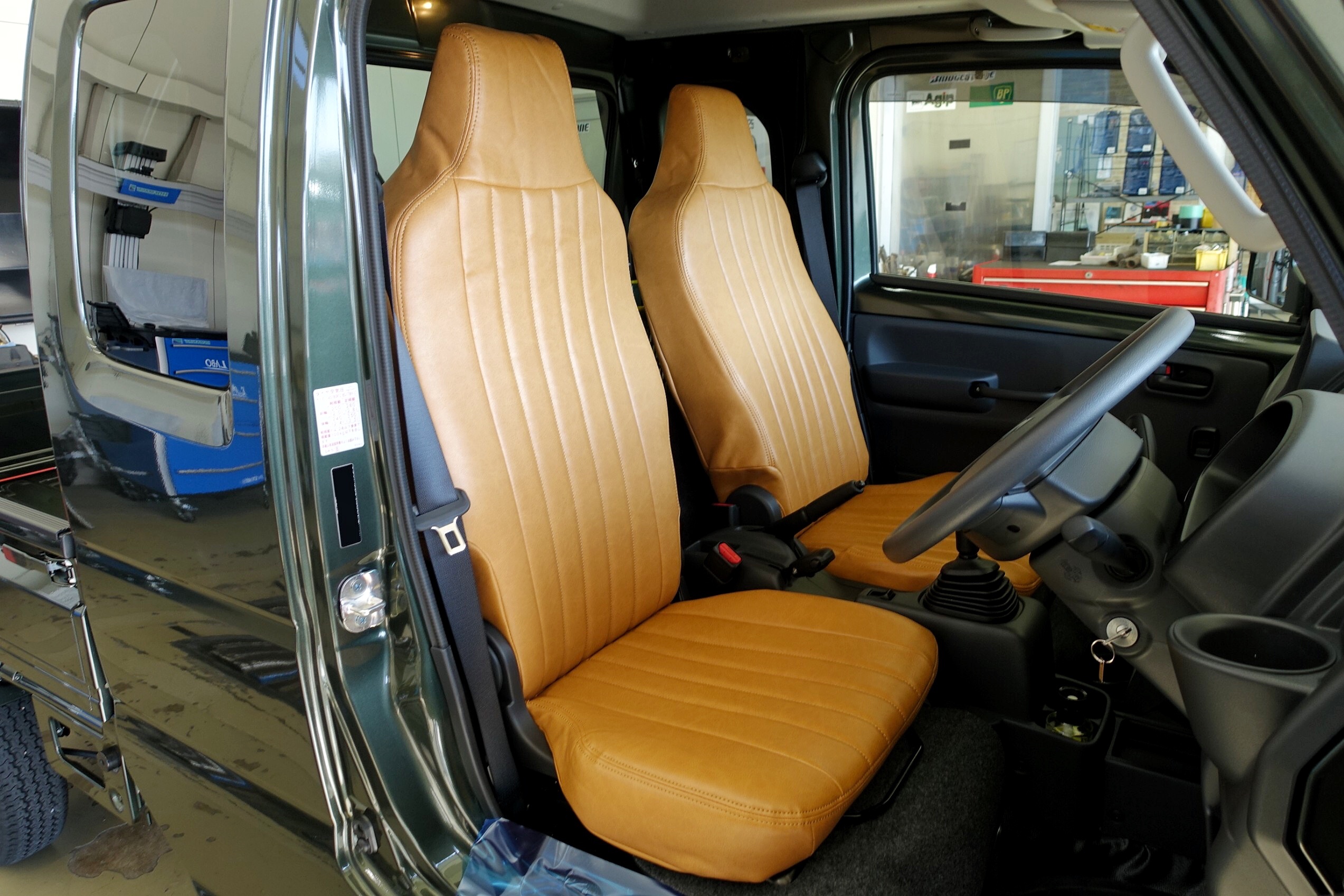 軽トラをこよなく愛するカスタム好きの方にはこんなアイテムもオススメですよ！スズキ スーパーキャリイ（DA16T）に「LEDフォグ・シートカバー・スロットルコントローラー」の取り付け ...