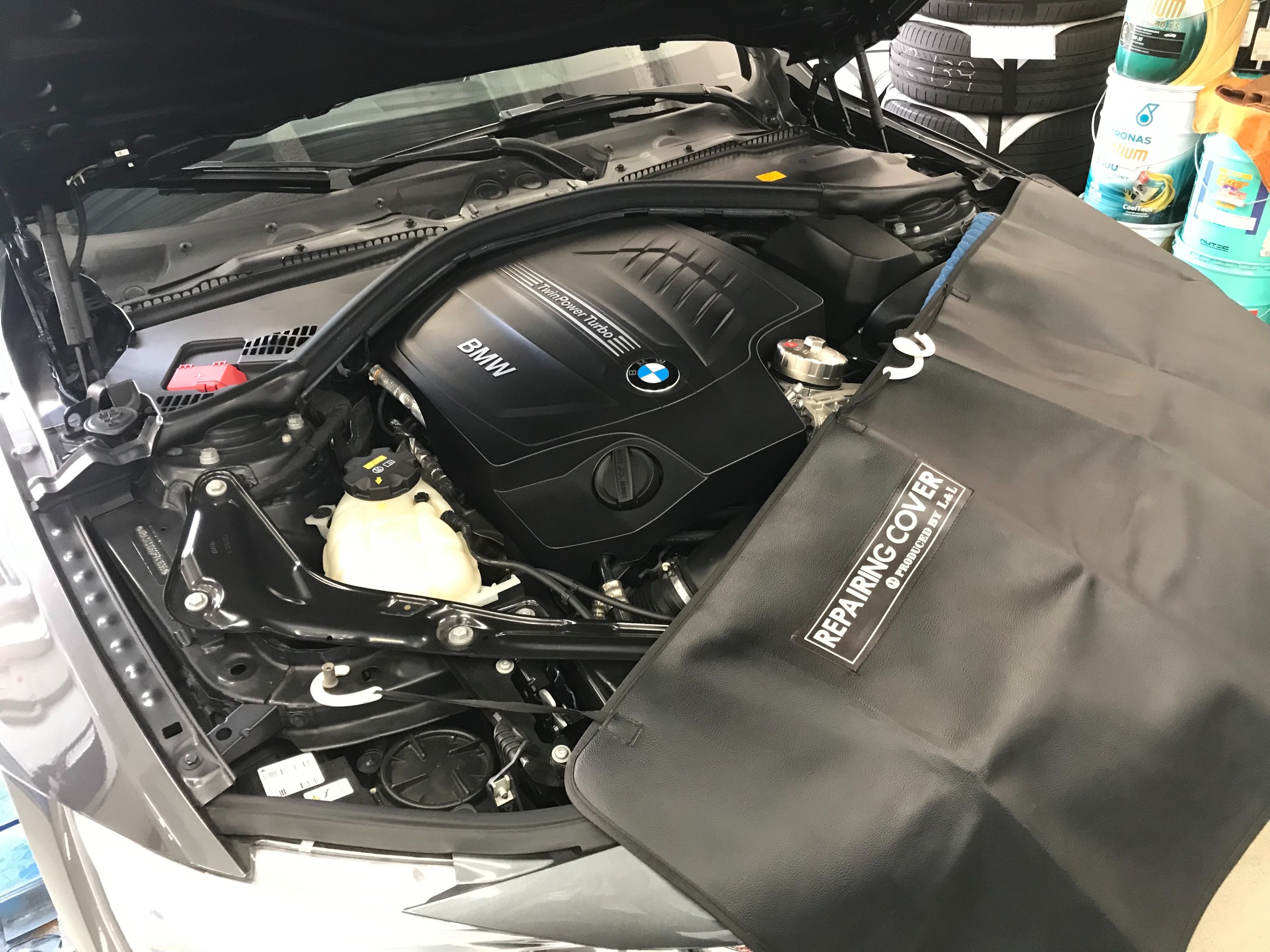 BMW F33（435iカブリオレ）...エンジンオイル交換。 | 取り付け事例 | コクピット21世田谷 | お店の取付加工事例紹介