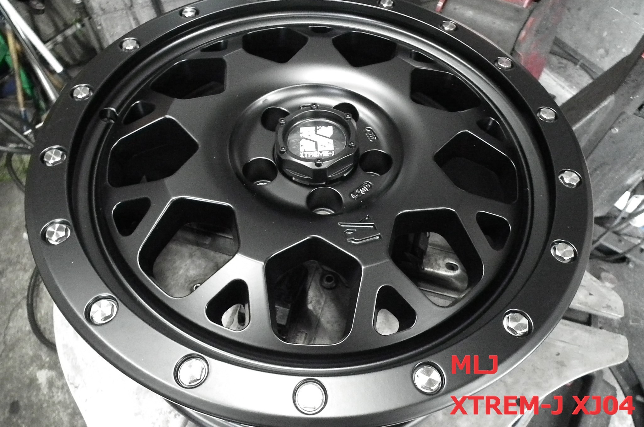 レネゲードにアルミホイールお取り付けのご紹介！ Jeep Renegade MLJ XTREM-J XJ04 | ジープ レネゲード ホイール タイヤ > タイヤ・ホイール交換 | スタッフ ...