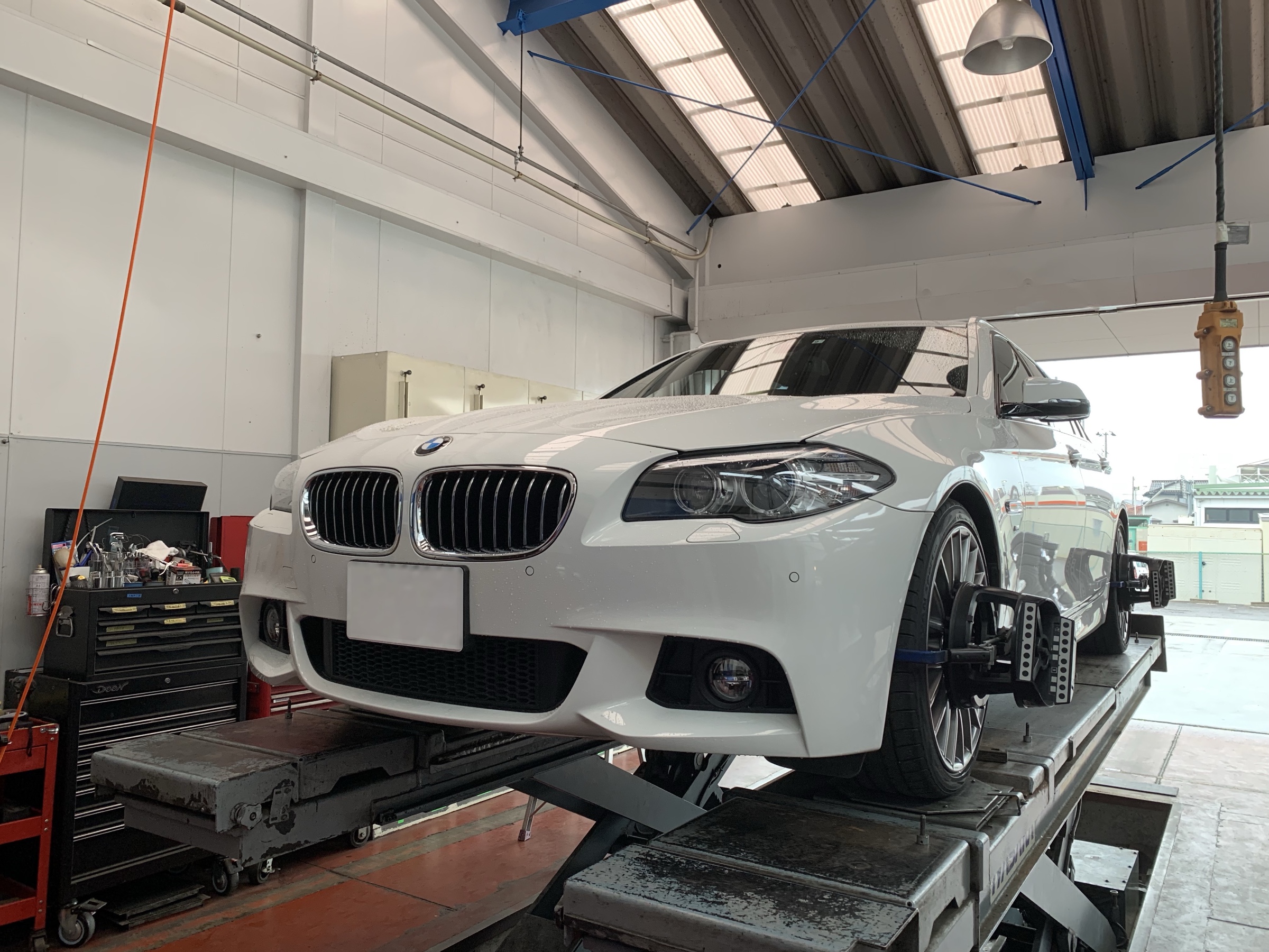 BMW F11 4輪アライメント調整 | BMW | スタッフ 日記 | コクピット 荒井 | 車のカスタマイズにかかわるスタッフより