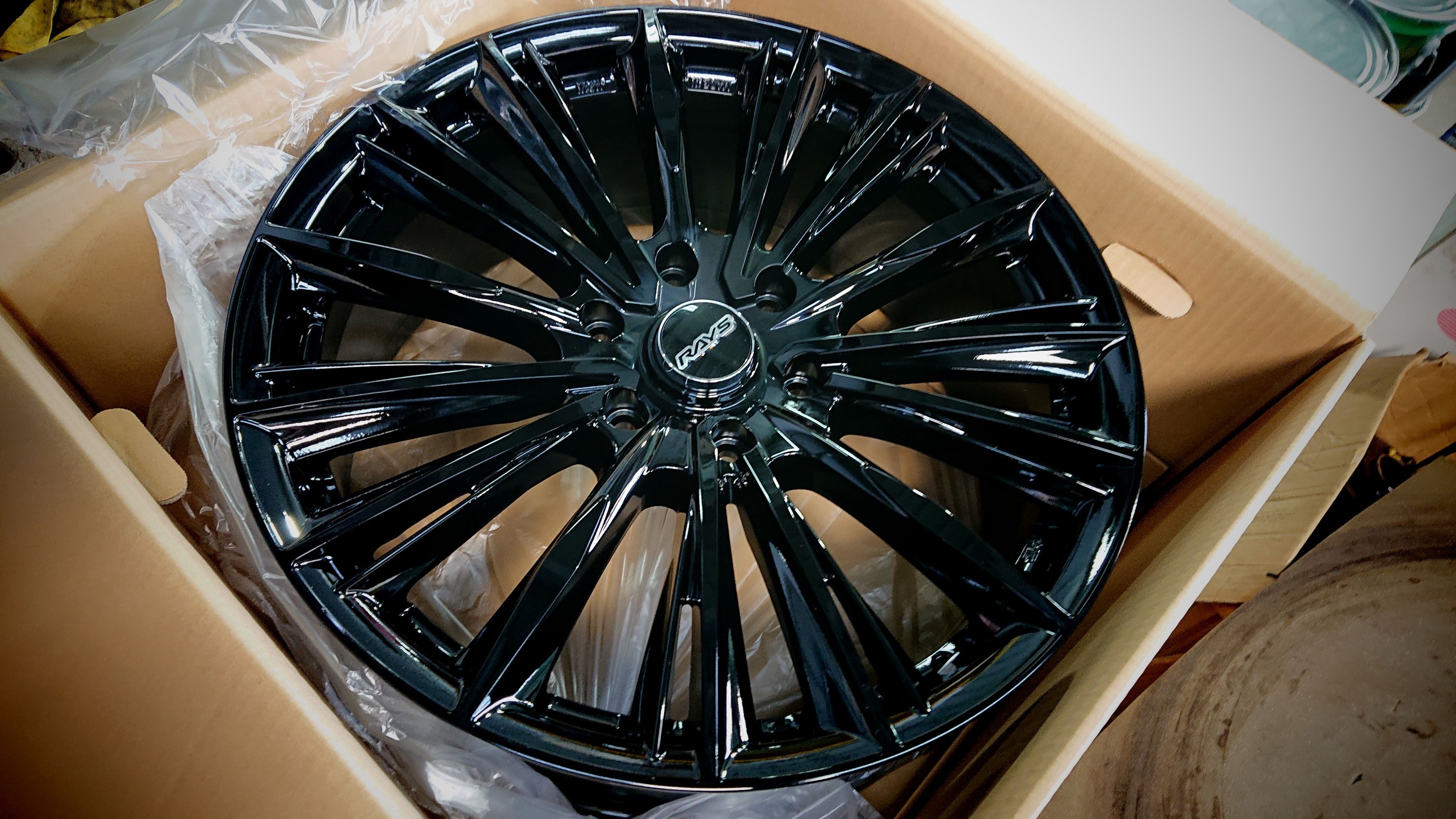 RAYS（レイズ）VERSUS（ベルサス）CRAFT COLLECTION VOUGE の装着作業 ／ トヨタ ランドクルーザー300 | トヨタ ランドクルーザー ホイール タイヤ ...