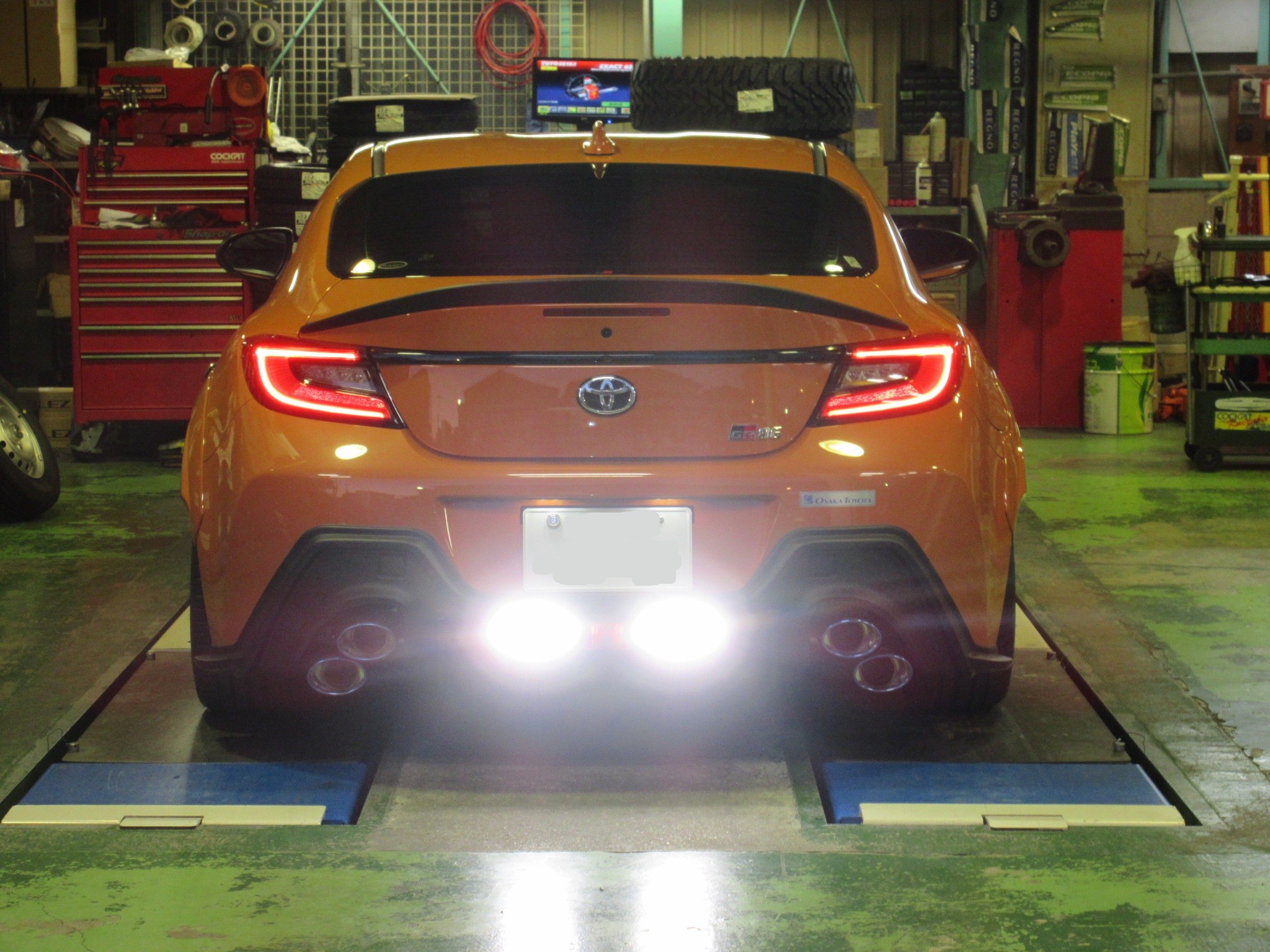 バックランプをLEDバルブに交換 | トヨタ GR86 HID・LED（その他電装系） | STAFF日記 | コクピット さつま貝塚 | 車のカスタマイズにかかわるスタッフより