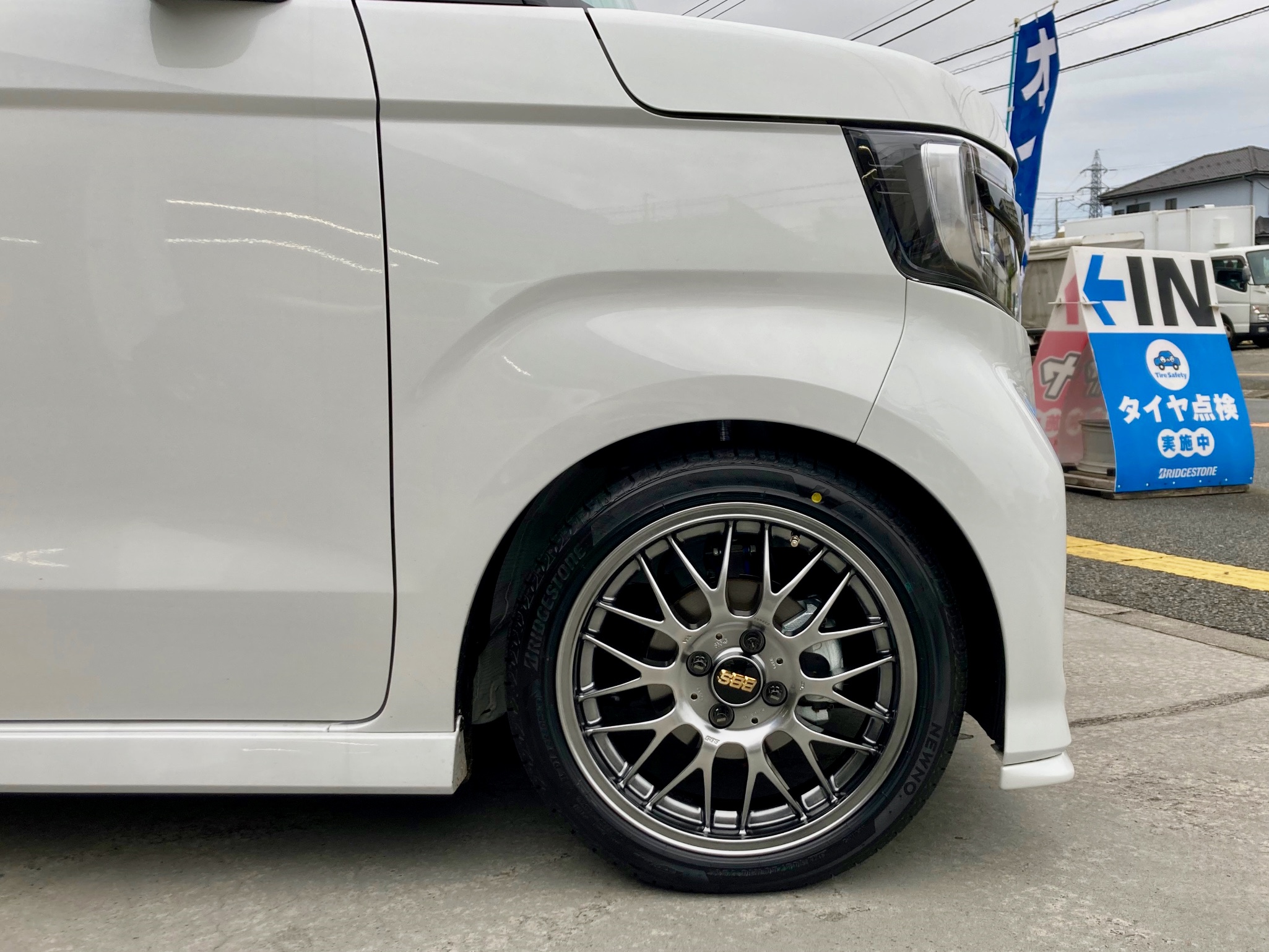 N-BOXカスタムを、カスタム。 | オーナーズカーインデックス | カスタマイズカー紹介 | コクピット 相模原 | お客さまの車高調、ドレスアップ、カスタマイズなど加工取付事例車両の紹介