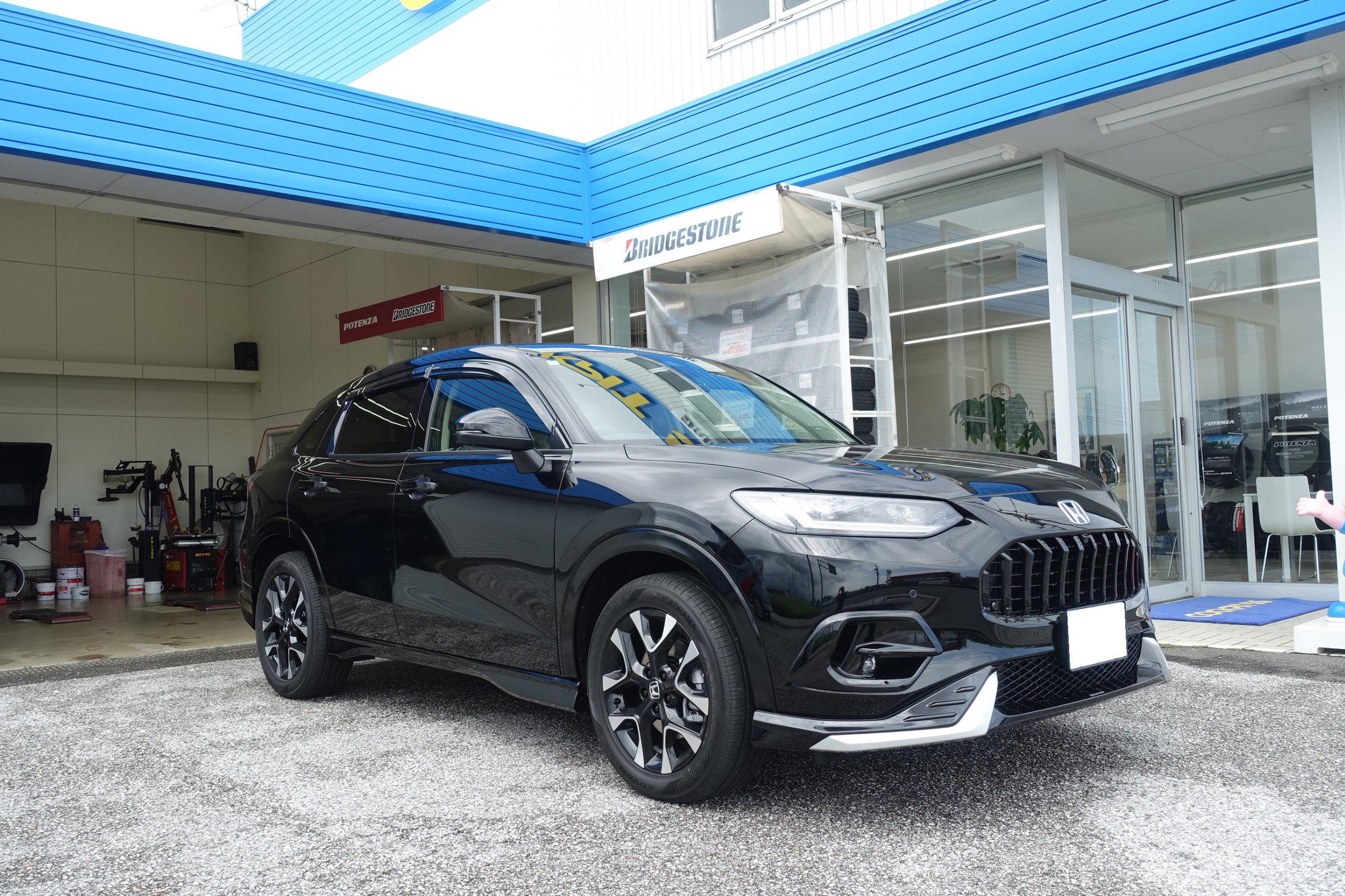 操作性と視認性にこだわって、こんな場所に取り付けました！ホンダ ZR-V（RZ5）に「ユピテル MSSS対応 レーザー＆レーダー探知機 ...