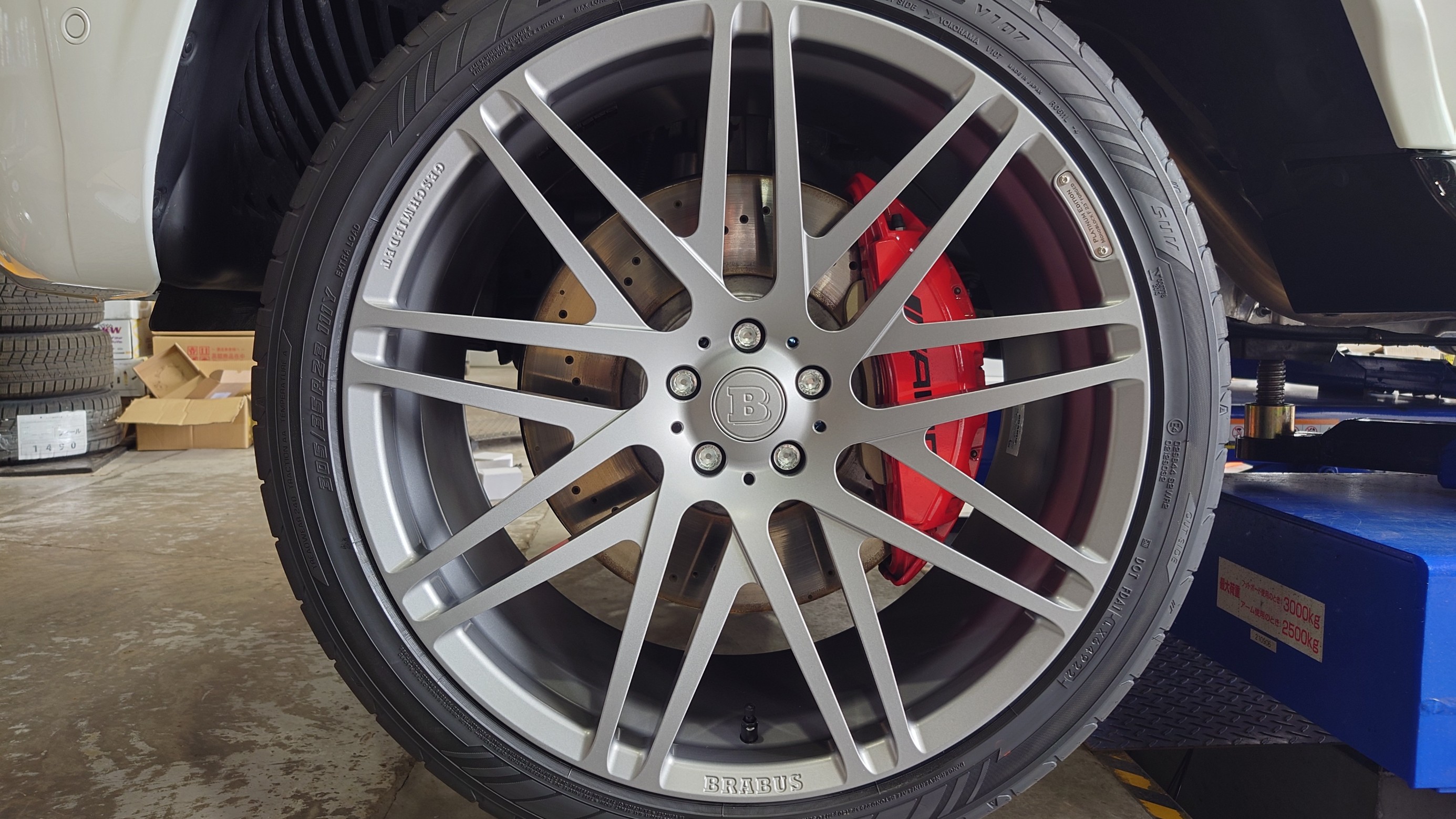 BRABUS（ブラバス）MONOBLOCK F 23インチ 鍛造ホイール の装着作業 ／ Mercedes-AMG W463A G63 ...