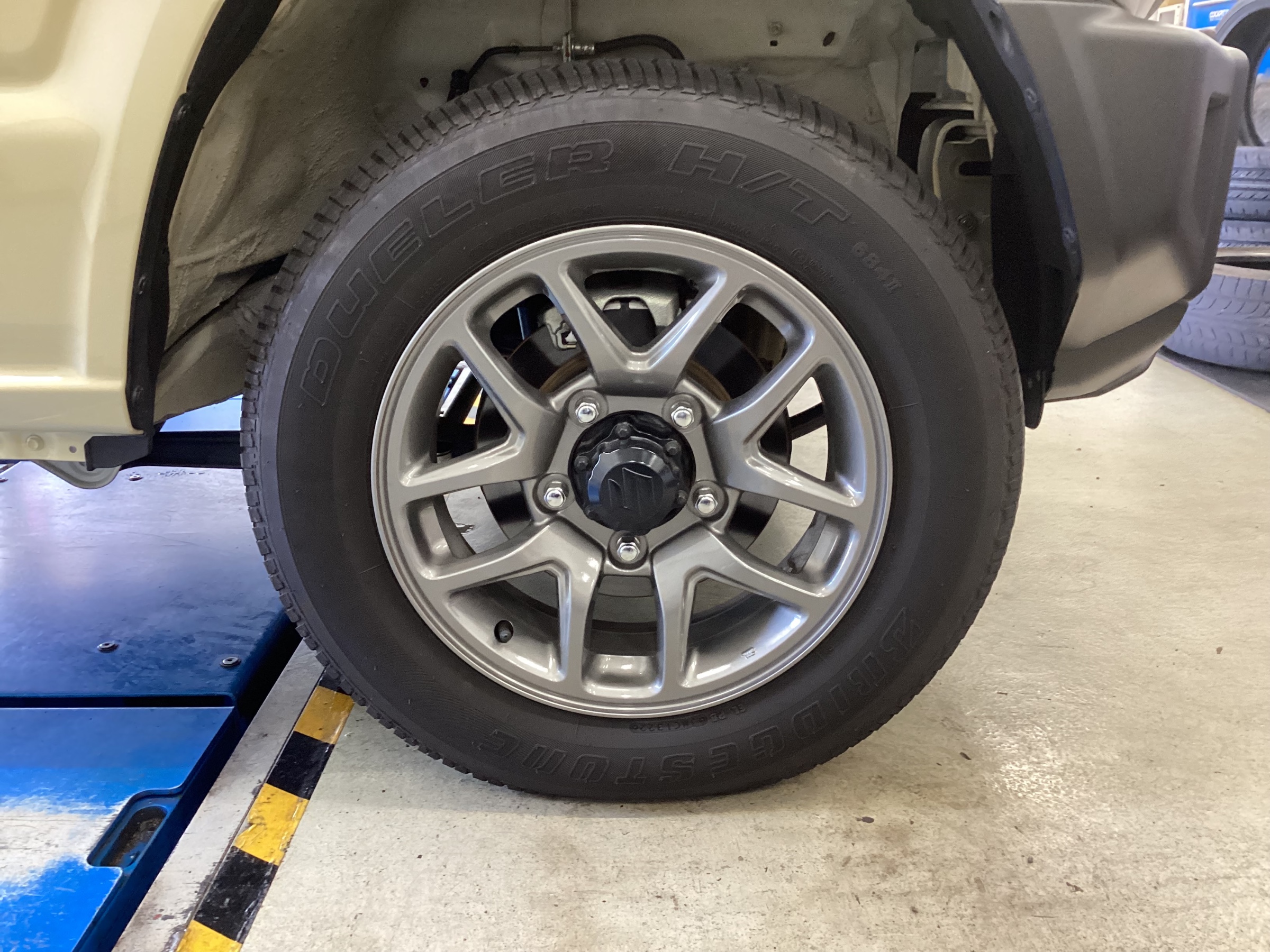 SUZUKI Jimny JB64W RAYSホイール取付 | 取り付け事例 | コクピット21世田谷 | お店の取付加工事例紹介