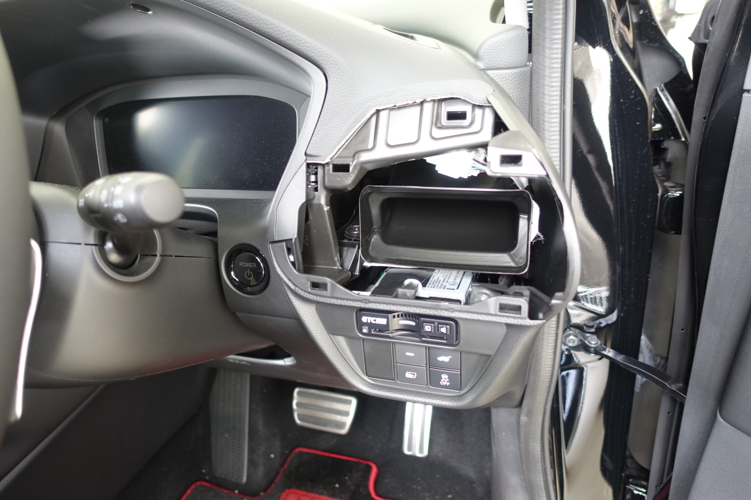 操作性と視認性にこだわって、こんな場所に取り付けました！ホンダ ZR-V（RZ5）に「ユピテル MSSS対応 レーザー＆レーダー探知機 ...