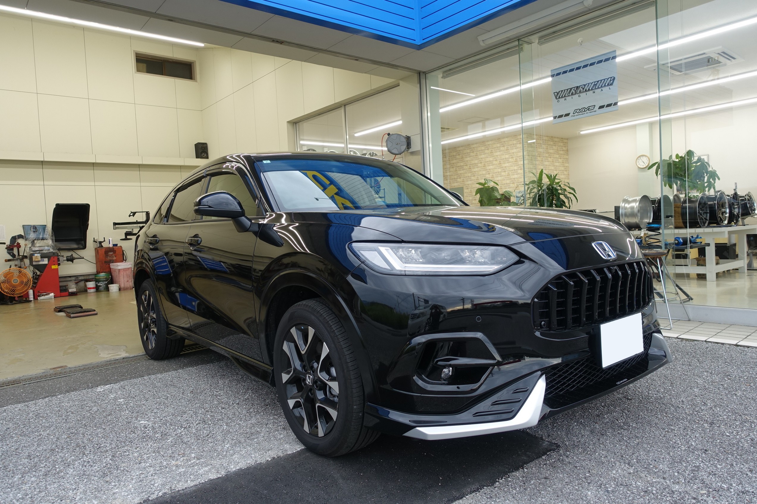 操作性と視認性にこだわって、こんな場所に取り付けました！ホンダ ZR-V（RZ5）に「ユピテル MSSS対応 レーザー＆レーダー探知機 ...