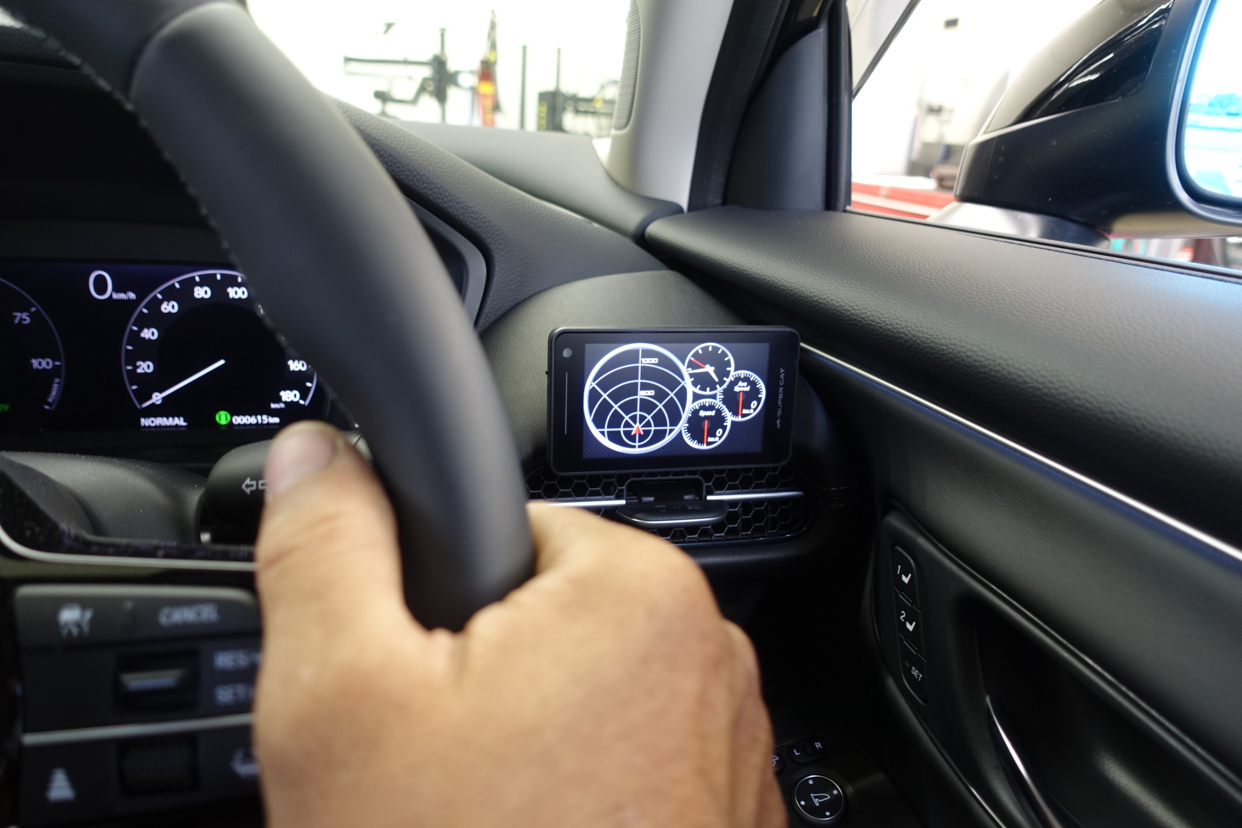 操作性と視認性にこだわって、こんな場所に取り付けました！ホンダ ZR-V（RZ5）に「ユピテル MSSS対応 レーザー＆レーダー探知機 ...