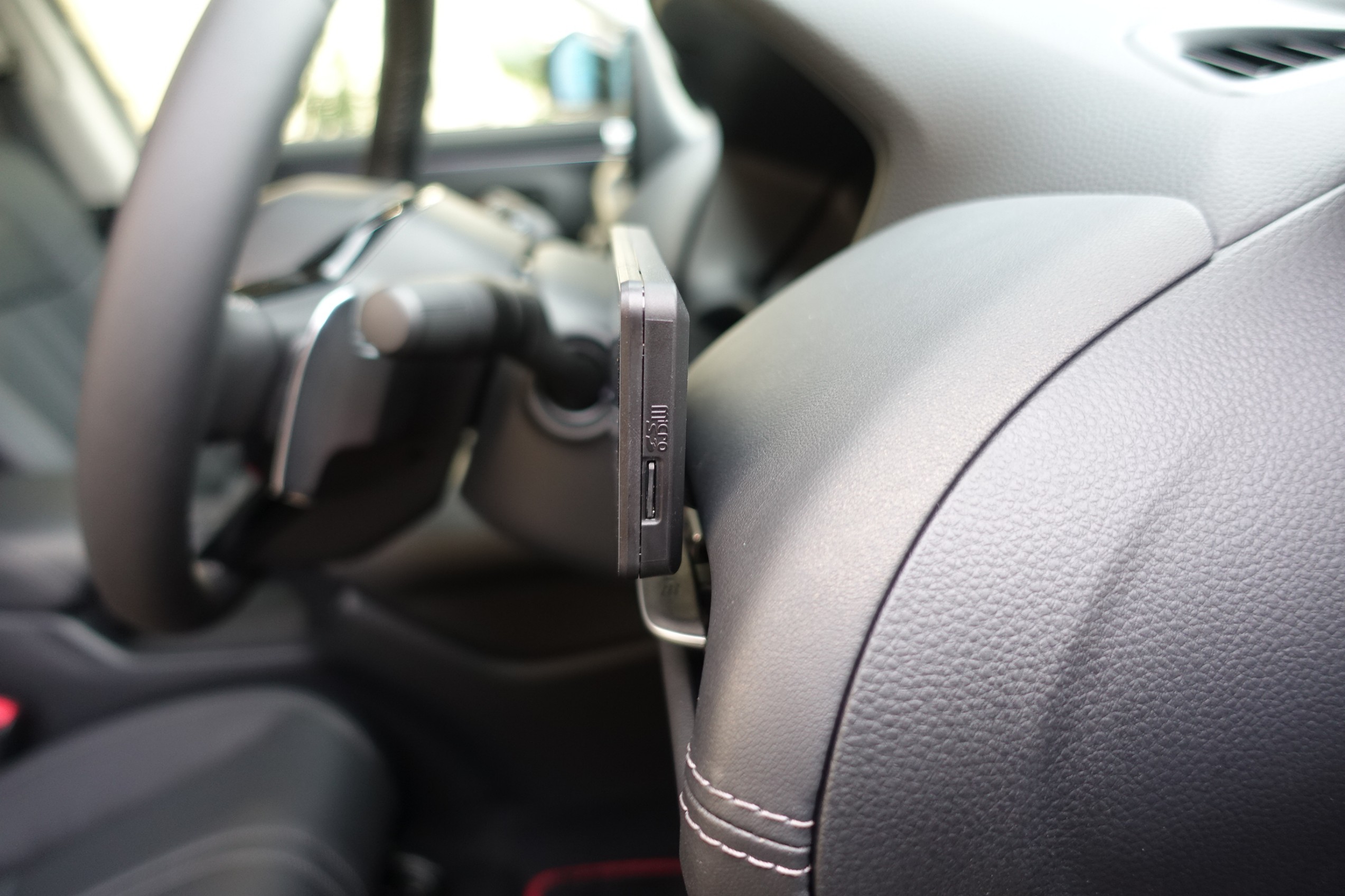 操作性と視認性にこだわって、こんな場所に取り付けました！ホンダ ZR-V（RZ5）に「ユピテル MSSS対応 レーザー＆レーダー探知機 ...