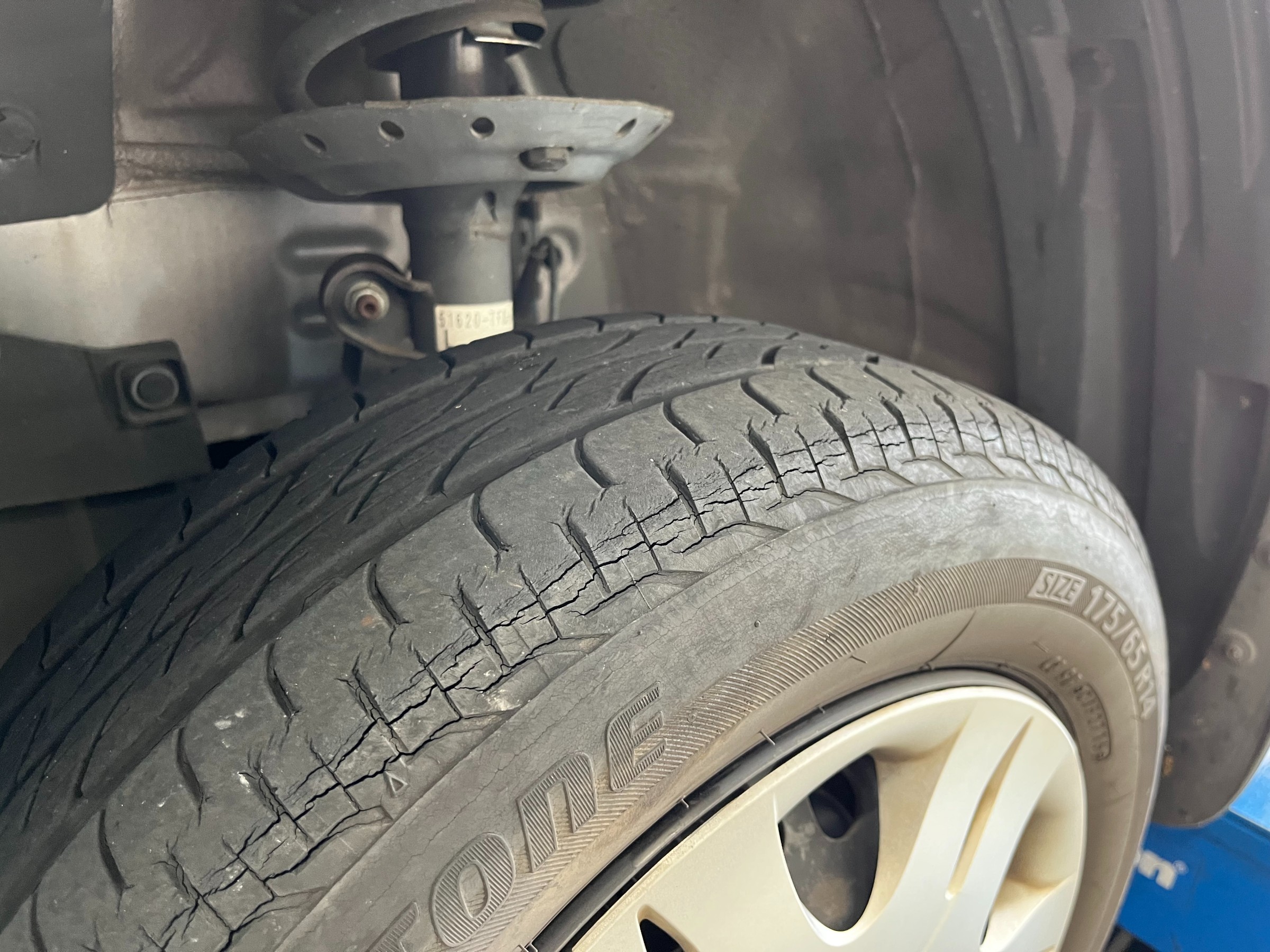 FIT GE5 … タイヤ交換。 | スタッフ日記 | コクピット21世田谷 | 車のカスタマイズにかかわるスタッフより