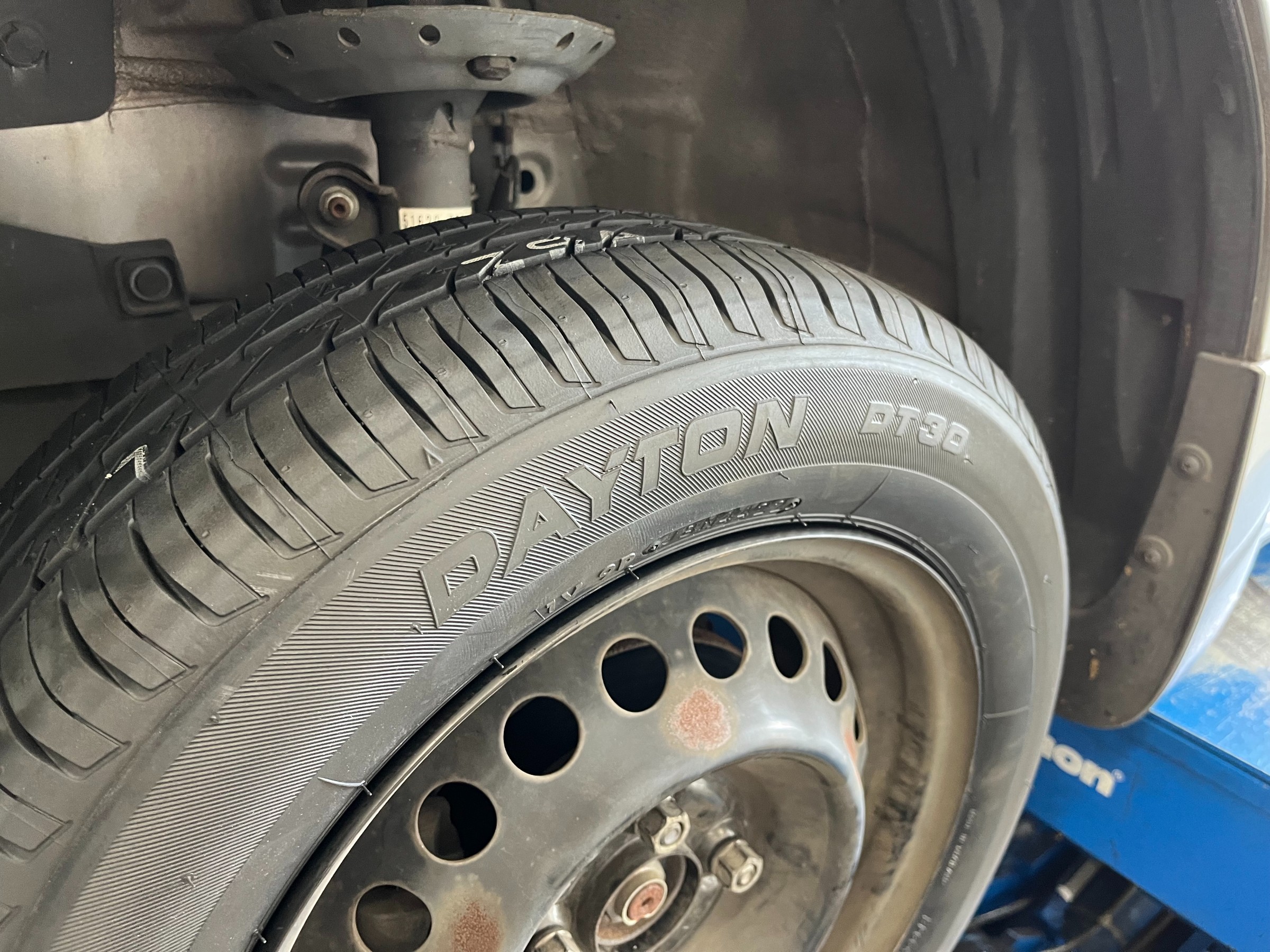 FIT GE5 … タイヤ交換。 | スタッフ日記 | コクピット21世田谷 | 車のカスタマイズにかかわるスタッフより