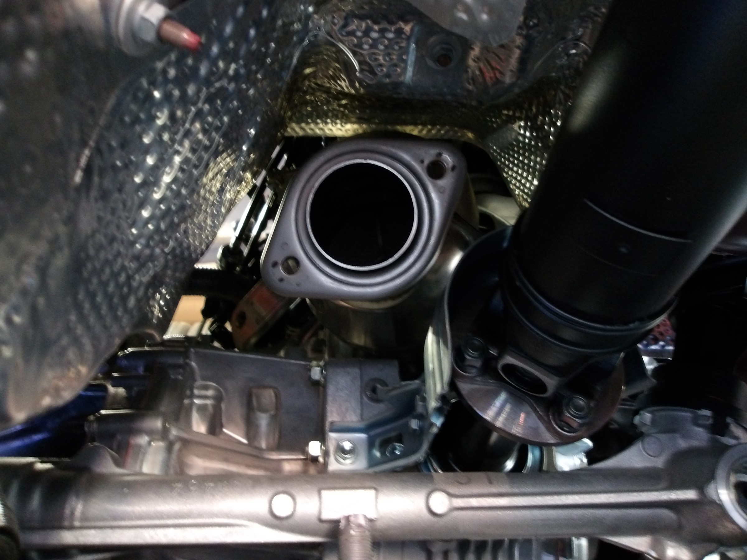 GRヤリス（GXPA16）HKS製メタルキャタライザー（保安基準適合）装着。 | トヨタ GRヤリス 吸・排気系 吸・排気系 > マフラー取付 | 作業日誌 | コクピット 川越 | お店の得意技紹介