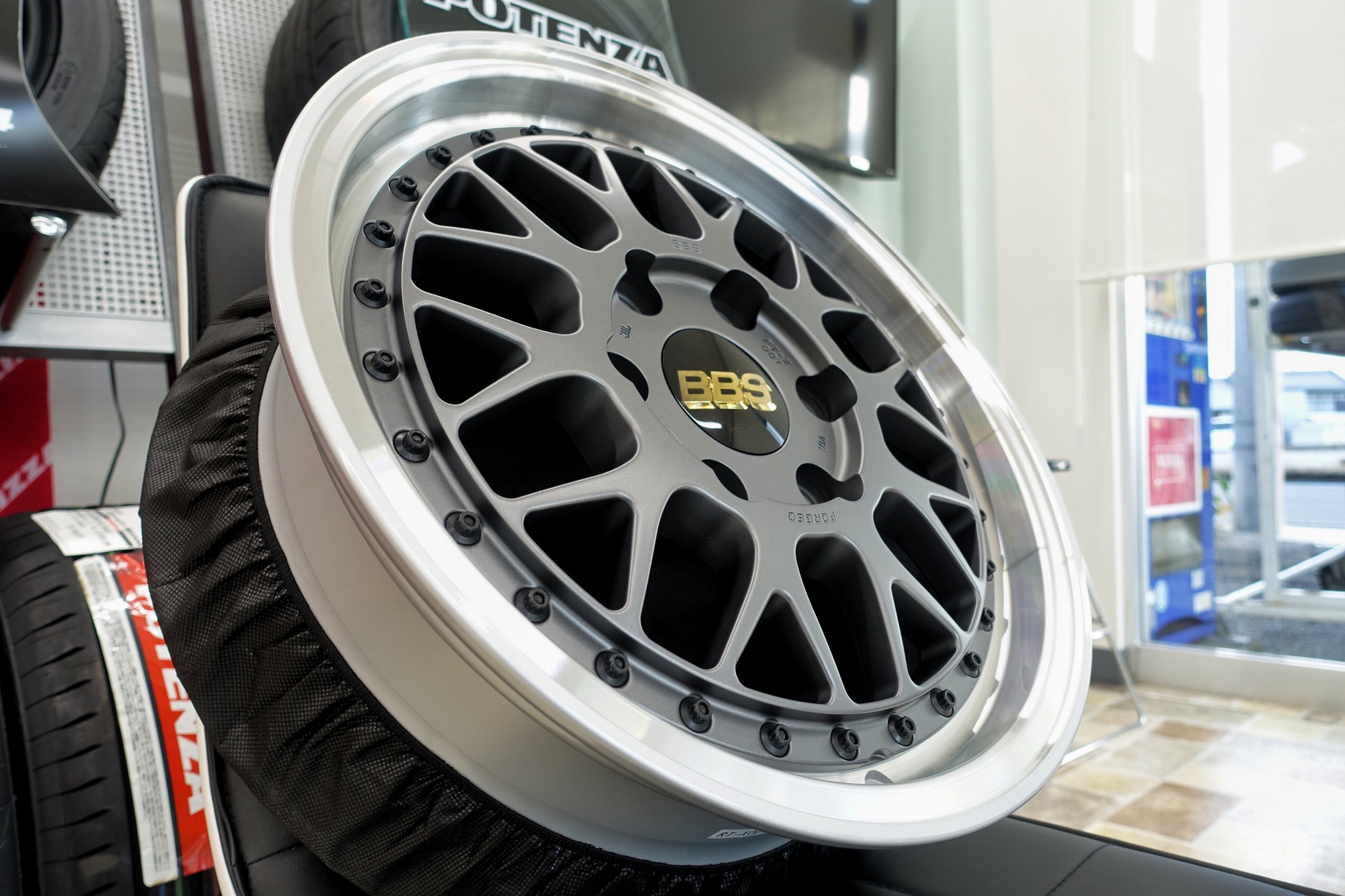 ハイエース専用の最新ホイール「BBS RT-X」を目の前で観察してみました！ | トヨタ ハイエース | 店長アサコのブログ | コクピット 55 | 車のカスタマイズにかかわるスタッフより