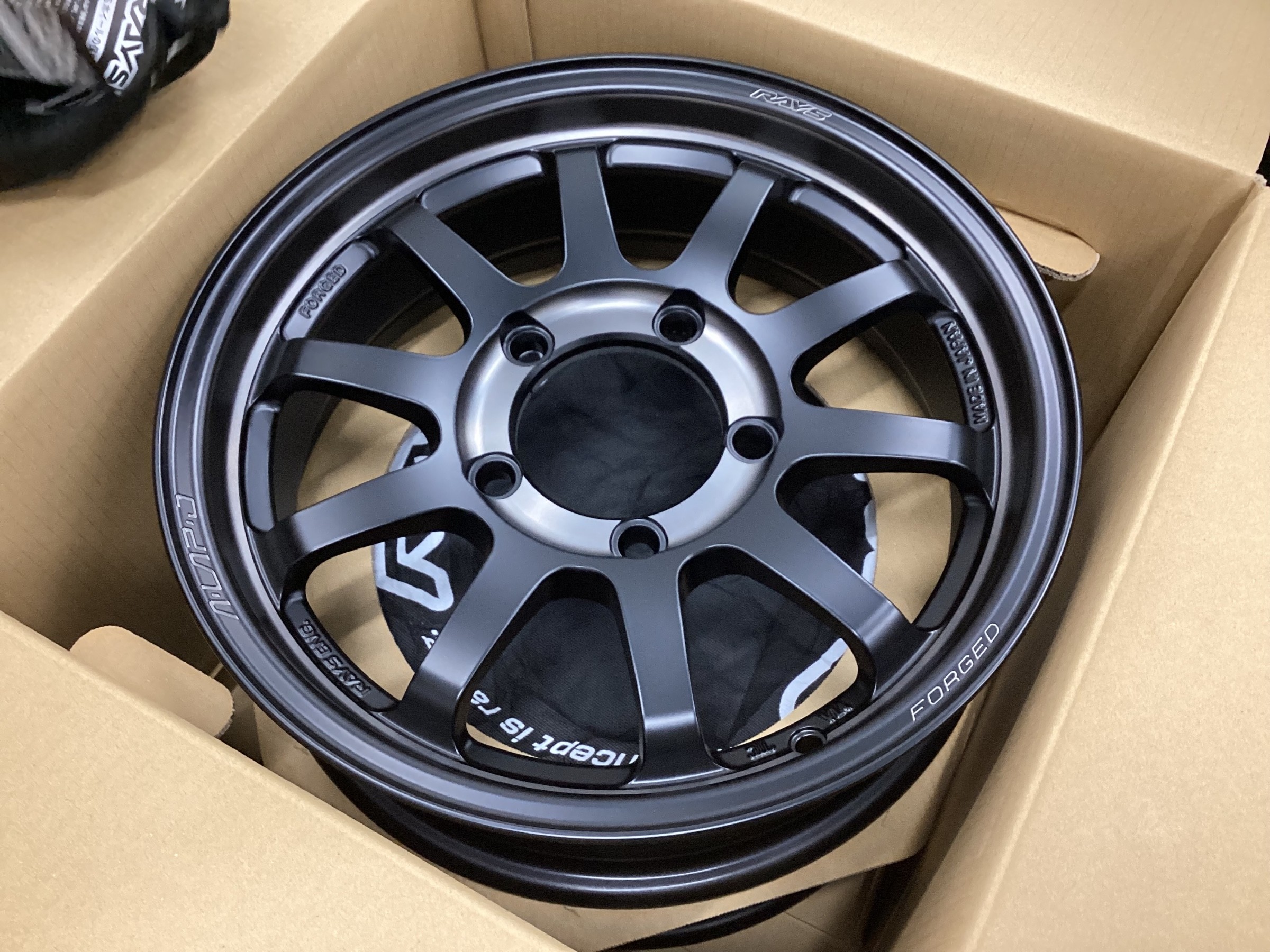 2024年仕事始め一発目は“ジムニーシエラ”から。【RAYS A LAP-J】装着！！ | 取り付け事例 | コクピット21世田谷 | お店の取付加工事例紹介