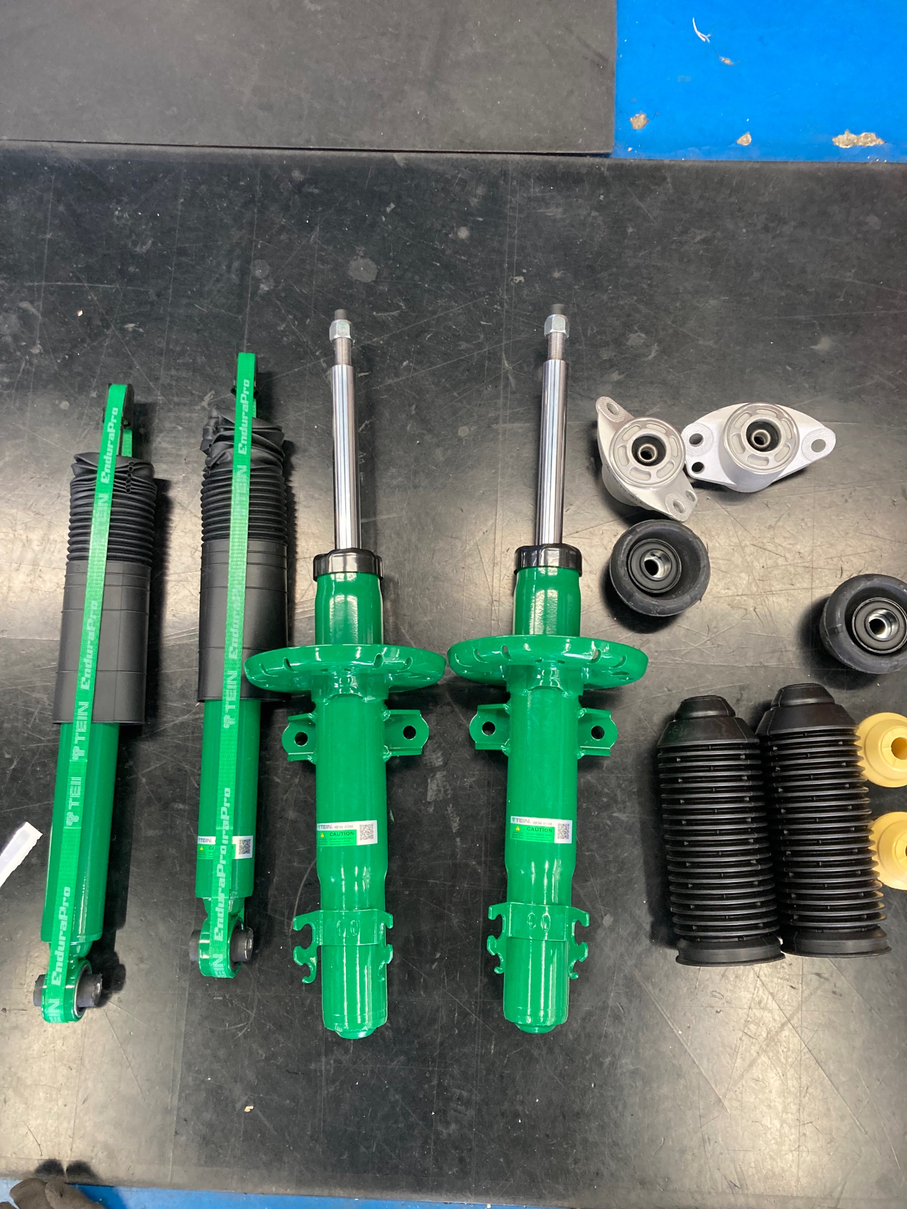 アウディA1のショック交換。 | アウディ A1 | カスタマイズ日記 | コクピット 相模原 | 車のカスタマイズにかかわるスタッフより