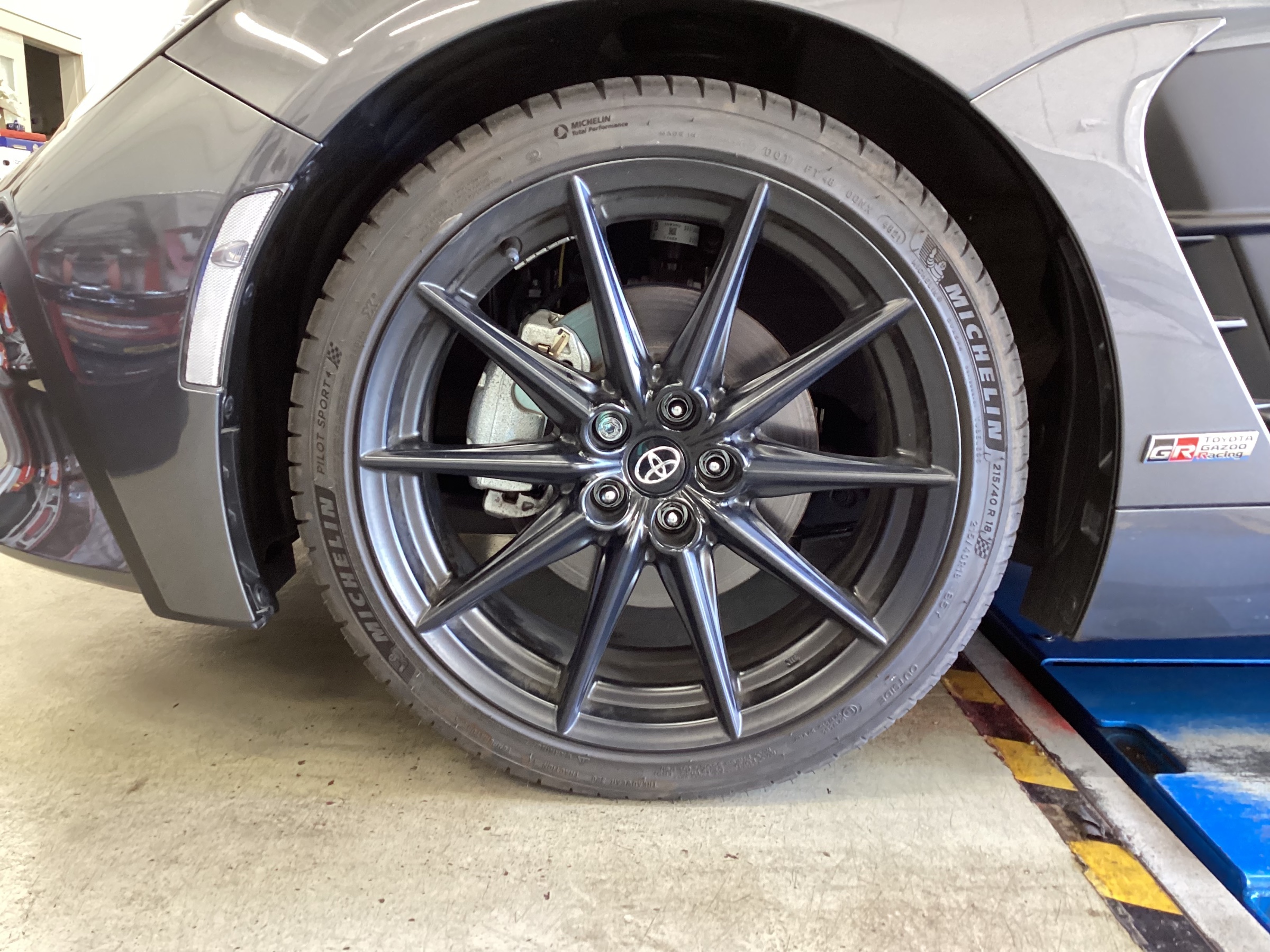 TOYOTA GR86 RAYS VERSUS VV21S | 取り付け事例 | コクピット21世田谷 | お店の取付加工事例紹介