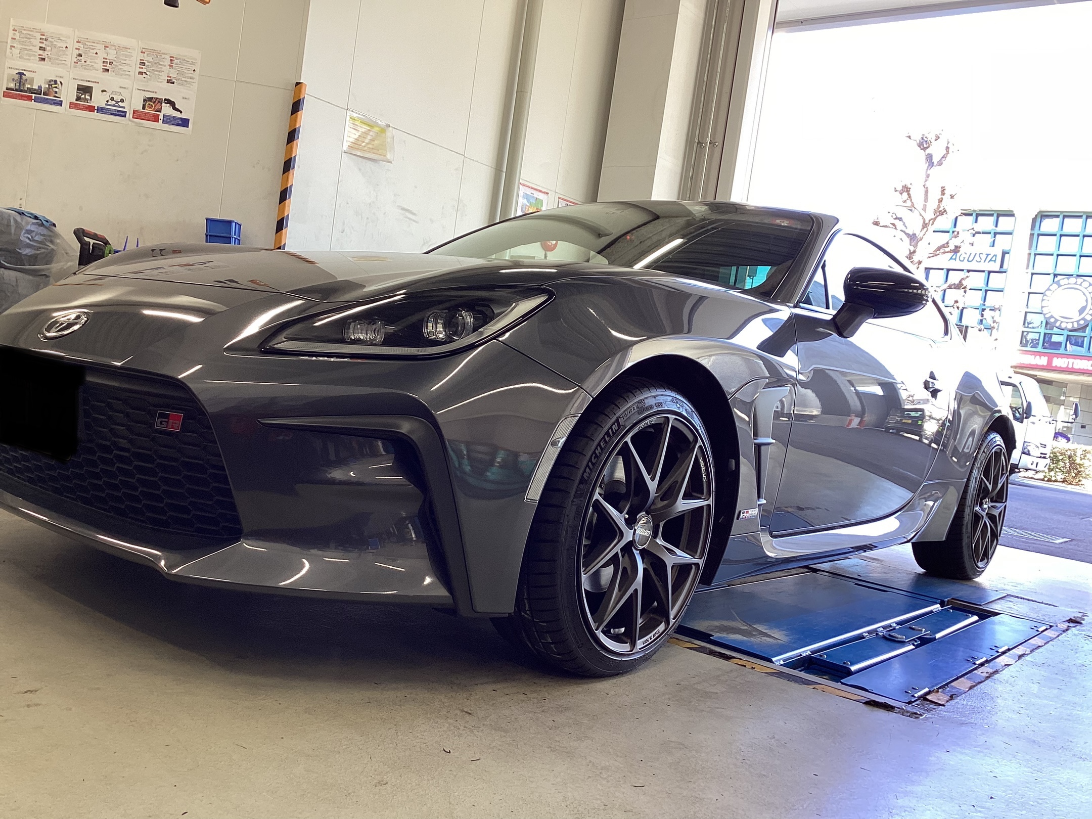 TOYOTA GR86 RAYS VERSUS VV21S | 取り付け事例 | コクピット21世田谷 | お店の取付加工事例紹介