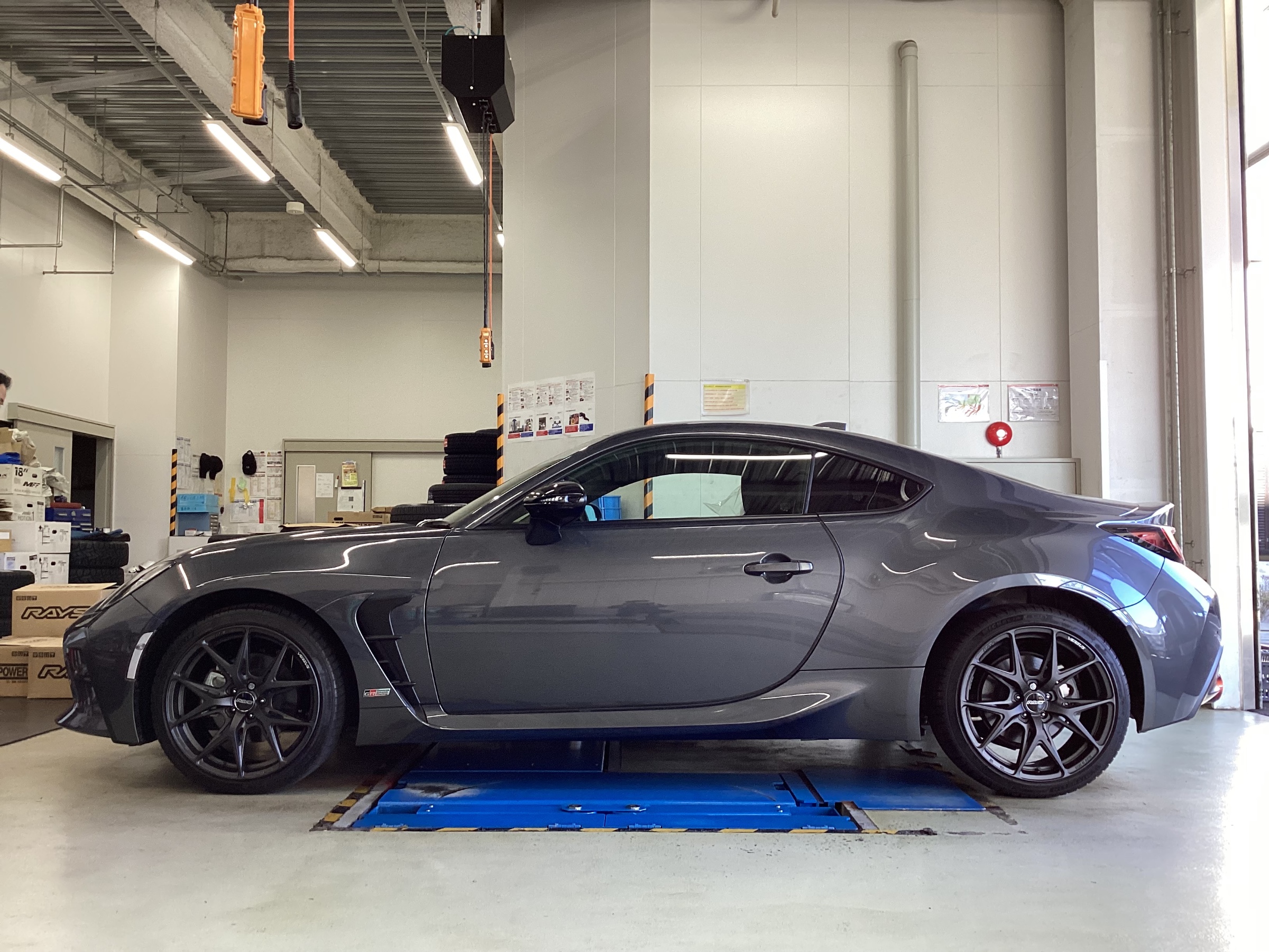 TOYOTA GR86 RAYS VERSUS VV21S | 取り付け事例 | コクピット21世田谷 | お店の取付加工事例紹介