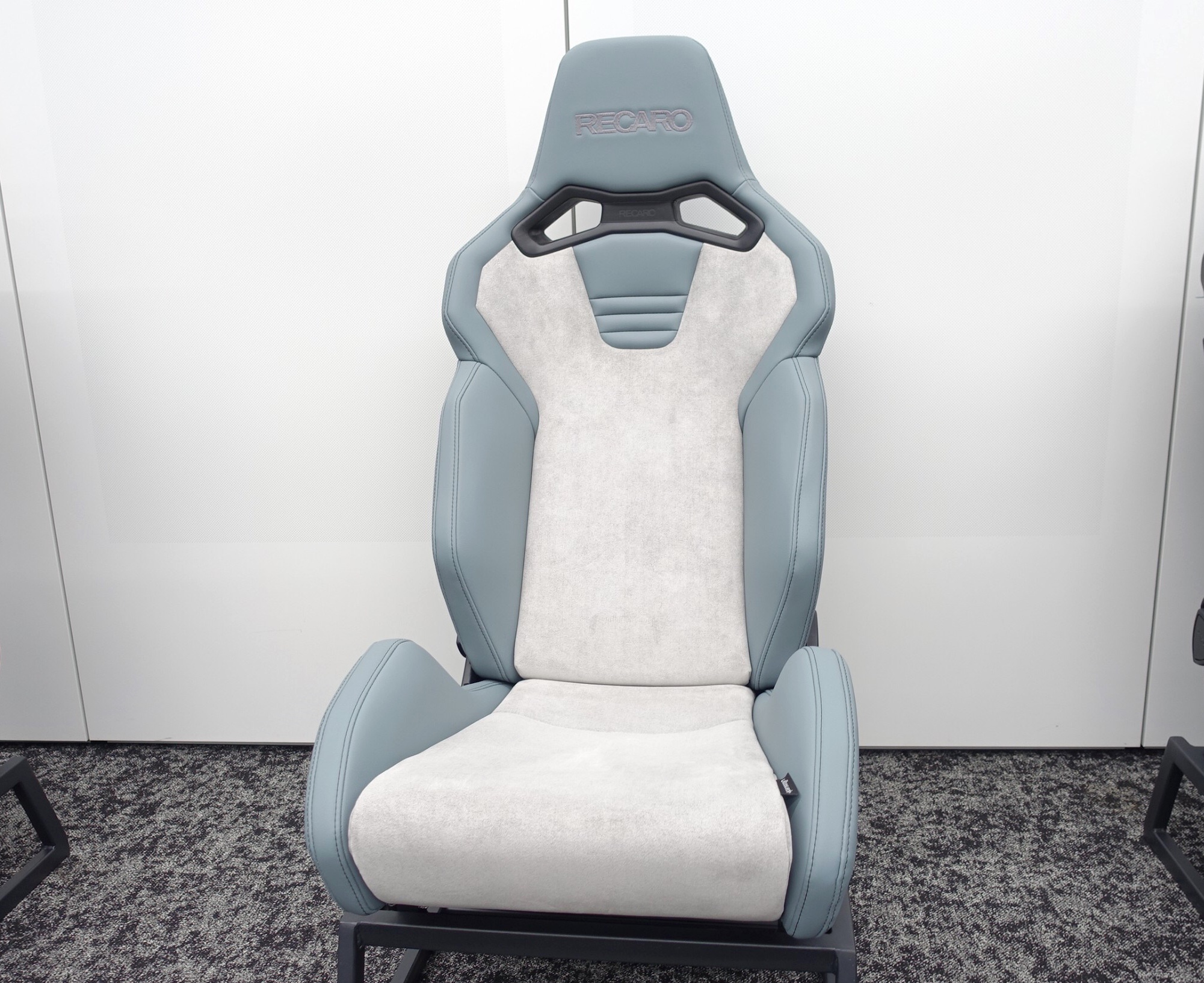 目指したのはレカロを超えるRECARO！待望の新商品「SR-S」&「SR-C」は、見た目も座り心地もワンランク上の仕上がりになってました ...