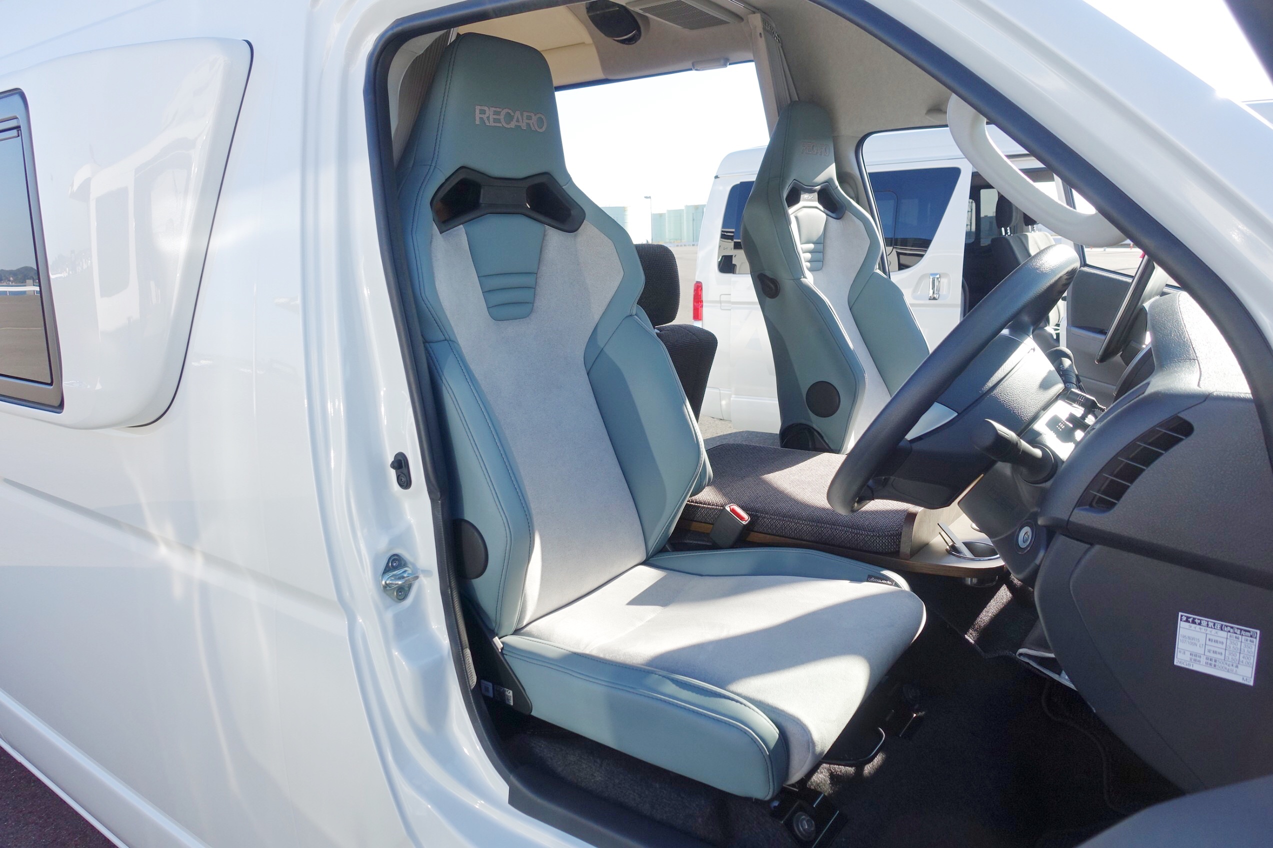 目指したのはレカロを超えるRECARO！待望の新商品「SR-S」&「SR-C」は、見た目も座り心地もワンランク上の仕上がりになってました ...