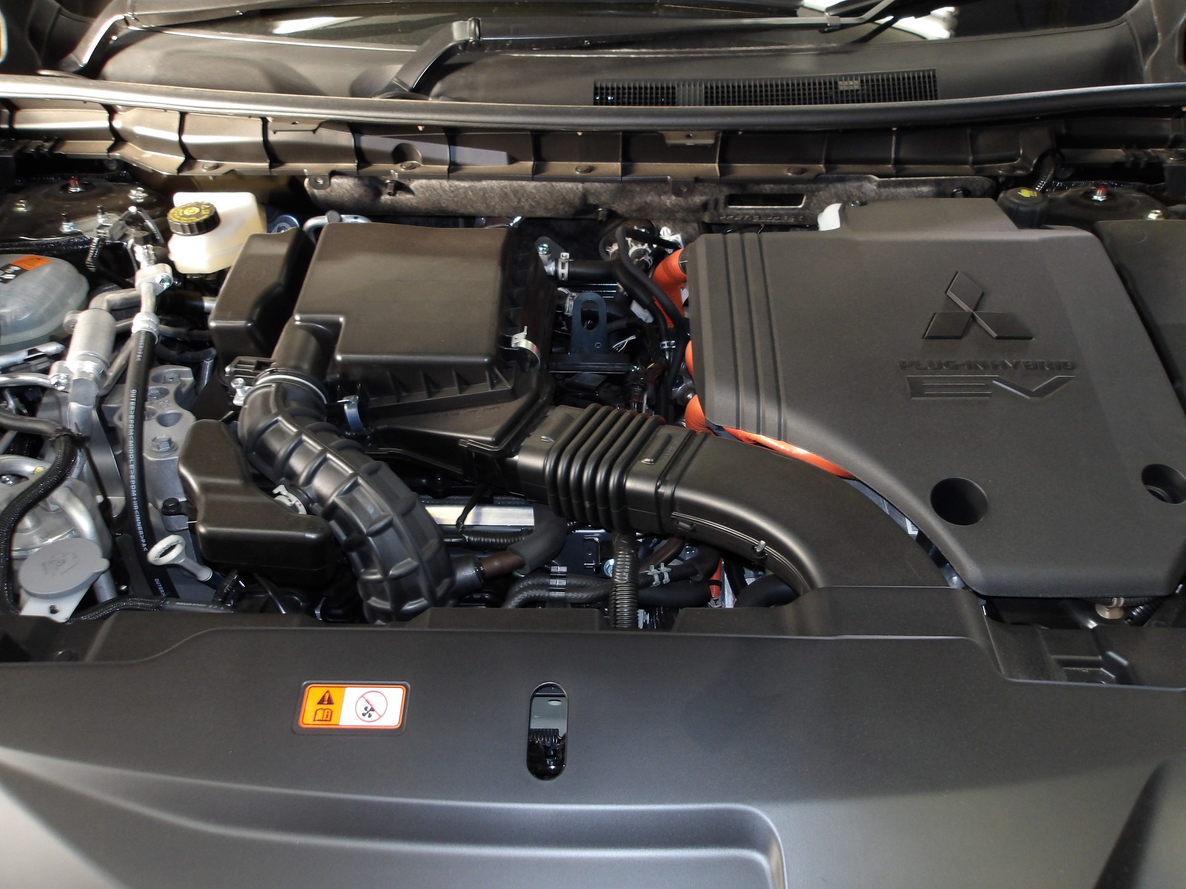 アウトランダー（GN0W：PHEV）エンジンオイル交換。 | 三菱 アウトランダーPHEV メンテナンス（オイル・バッテリー他） メンテナンス（オイル・バッテリー他） > エンジンオイル交換 ...