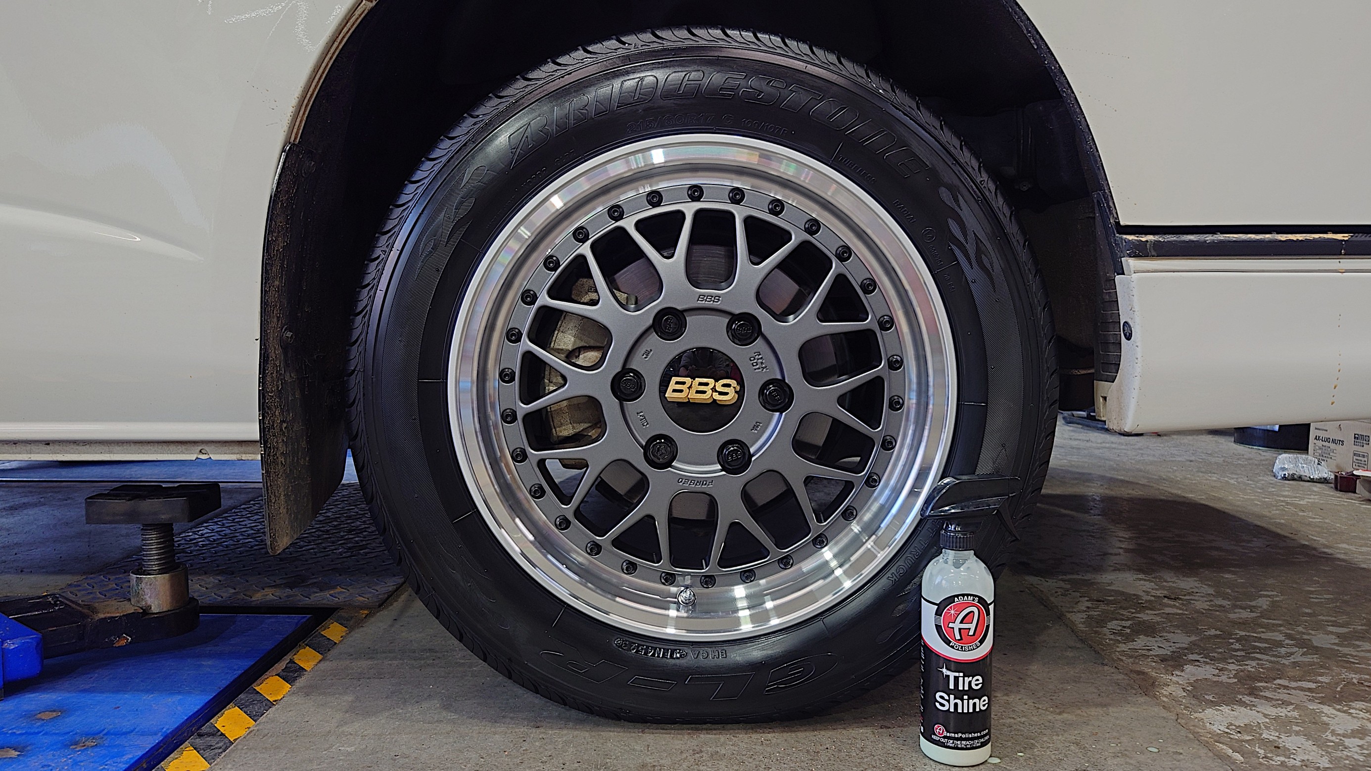 BBS RT-X & ブリヂストン GL-R の装着作業 ／ トヨタ ハイエース | トヨタ ハイエース ホイール タイヤ > タイヤ・ホイール交換 | Feel Book | スタイル ...