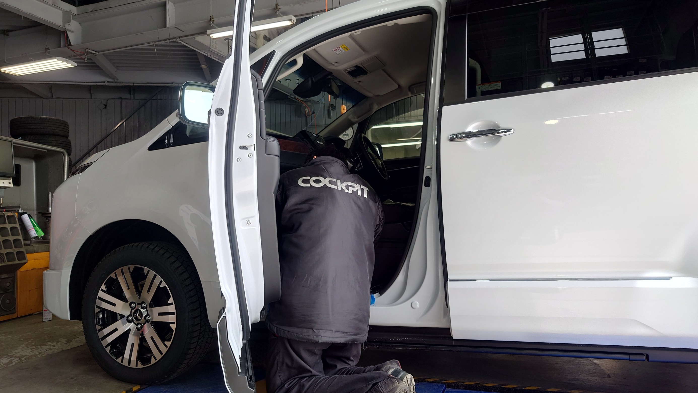 RAYS（レイズ）TEAM DAYTONA（チーム デイトナ）DS5 の装着作業 ／ 三菱 デリカD:5 | 三菱 デリカD：5 ホイール タイヤ > タイヤ・ホイール交換 | Feel ...