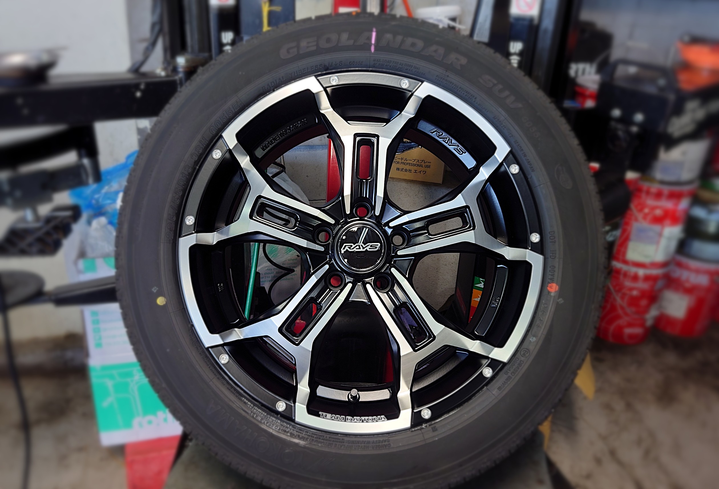 RAYS（レイズ）TEAM DAYTONA（チーム デイトナ）DS5 の装着作業 ／ 三菱 デリカD:5 | 三菱 デリカD：5 ホイール タイヤ > タイヤ・ホイール交換 | Feel ...