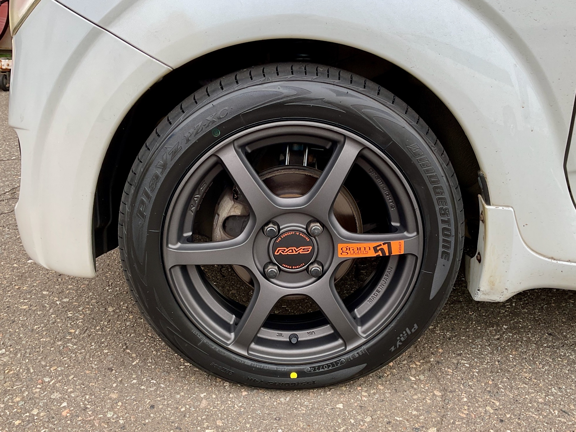 スバルR2にRAYSグラムライツ57C6 Spec D＆プレイズPZ-XCをセットアップ | オーナーズカーインデックス | カスタマイズカー紹介 | コクピット ロフト柏﨑店 | お客さまの ...