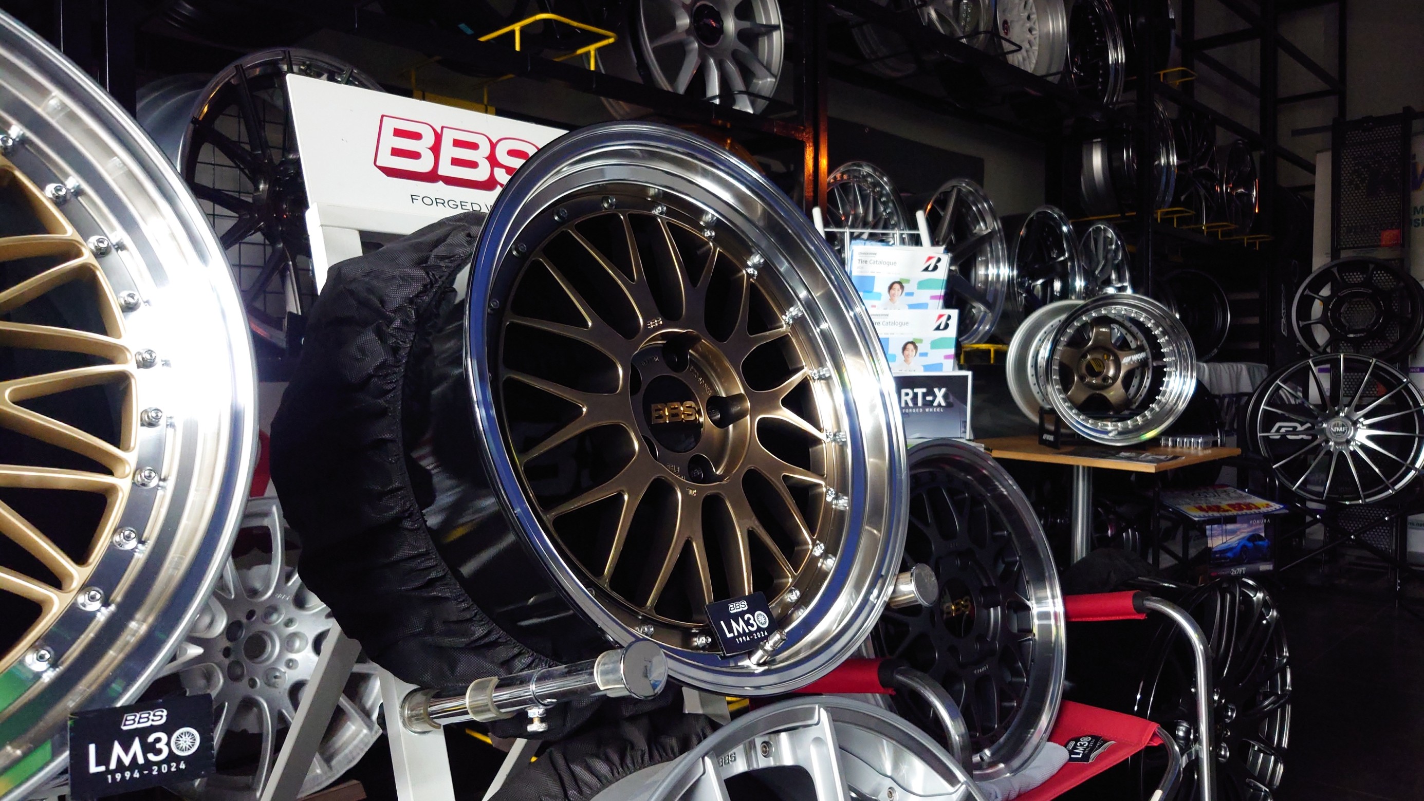 BBS LM “LM30周年記念モデル”「ダイヤモンドゴールド & BKBDリム」の装着作業 ／ BMW X5 xDrive 35d | BMW X5 ホイール タイヤ > タイヤ・ホイール ...