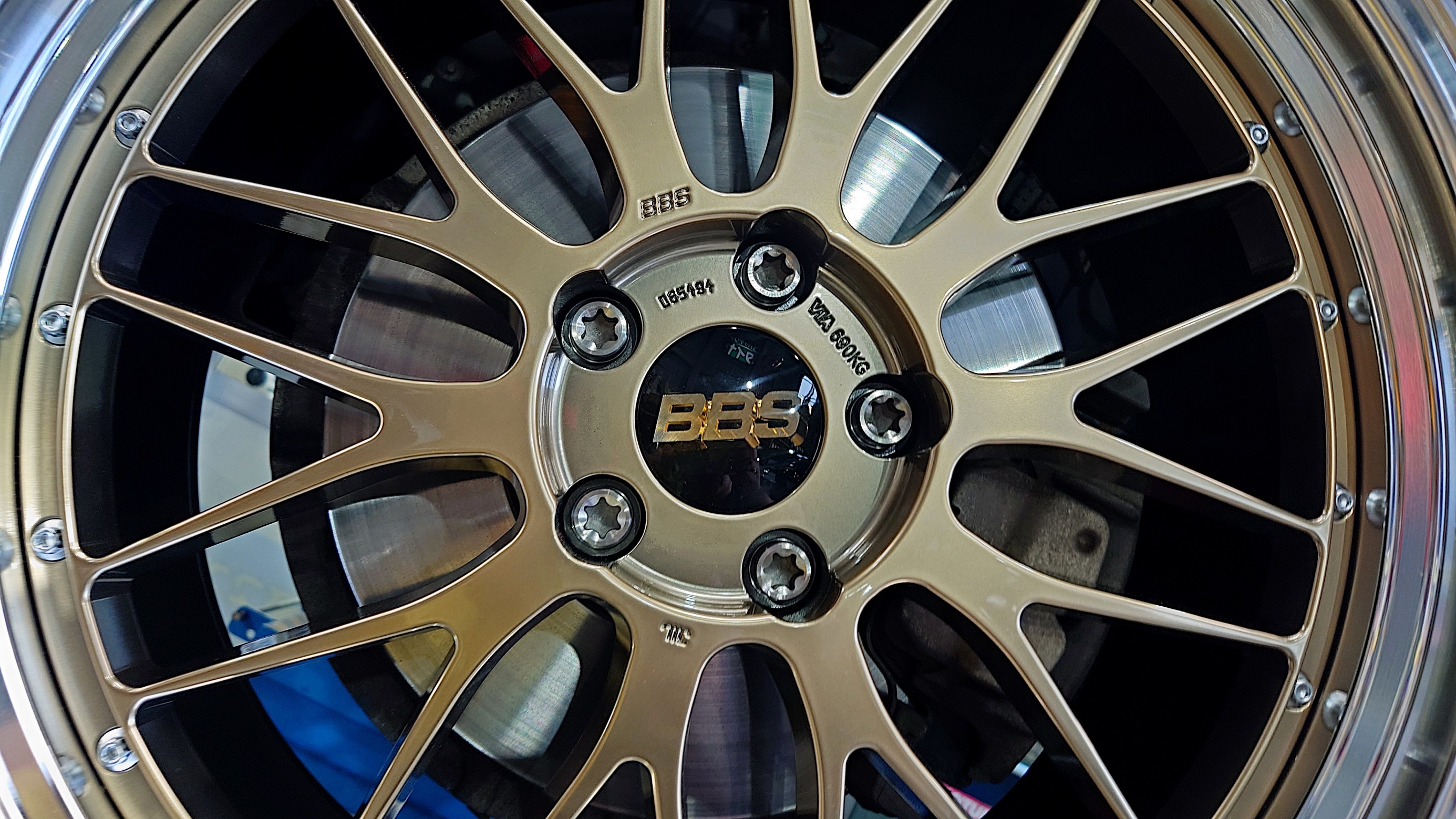 BBS LM “LM30周年記念モデル”「ダイヤモンドゴールド & BKBDリム」の装着作業 ／ BMW X5 xDrive 35d | BMW X5 ホイール タイヤ > タイヤ・ホイール ...