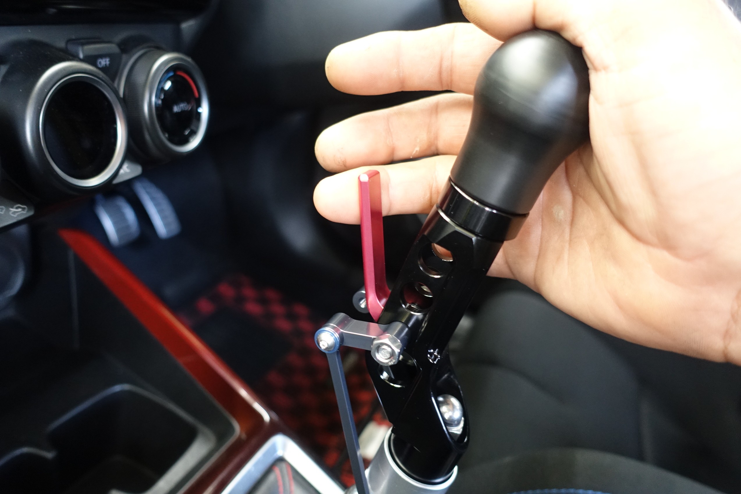 レーシーな雰囲気がたまんない！スズキ スイフトスポーツ（ZC33S）に「COLT SPEED GTシフター & GT SSシフト」の取り付け ...