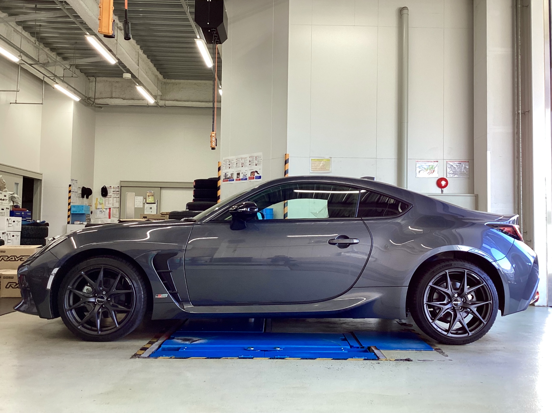 TOYOTA GR86 RAYS VERSUS VV21S | オーナーズカーインデックス | カスタマイズカー紹介 | コクピット21世田谷 | お客さまの車高調、ドレスアップ、カスタマイズ ...