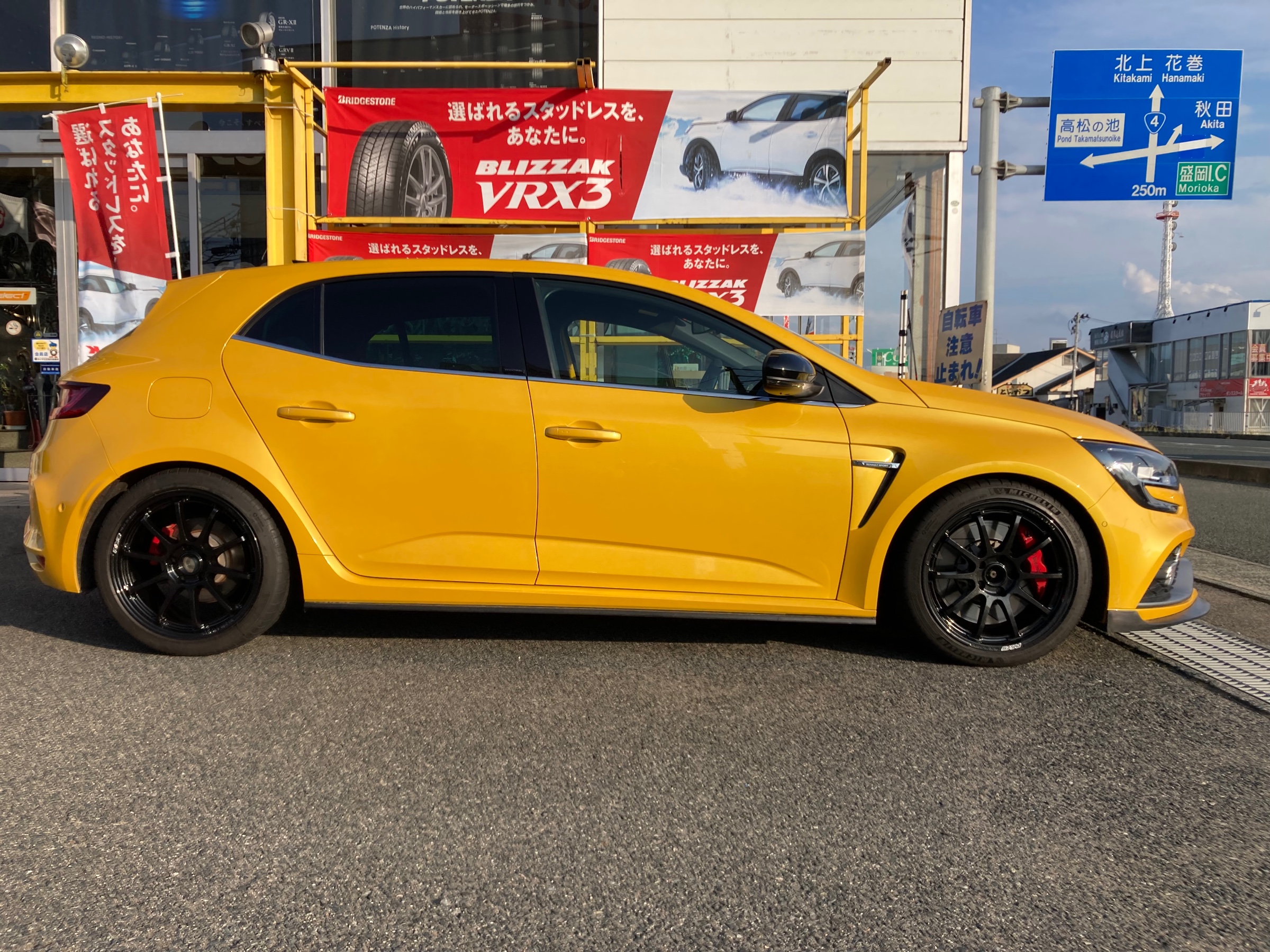 メガーヌRSへ「RAYS gramLIGHTS 57NR」！ | ルノー メガーヌ ホイール タイヤ > タイヤ・ホイール交換 | スタッフ ...