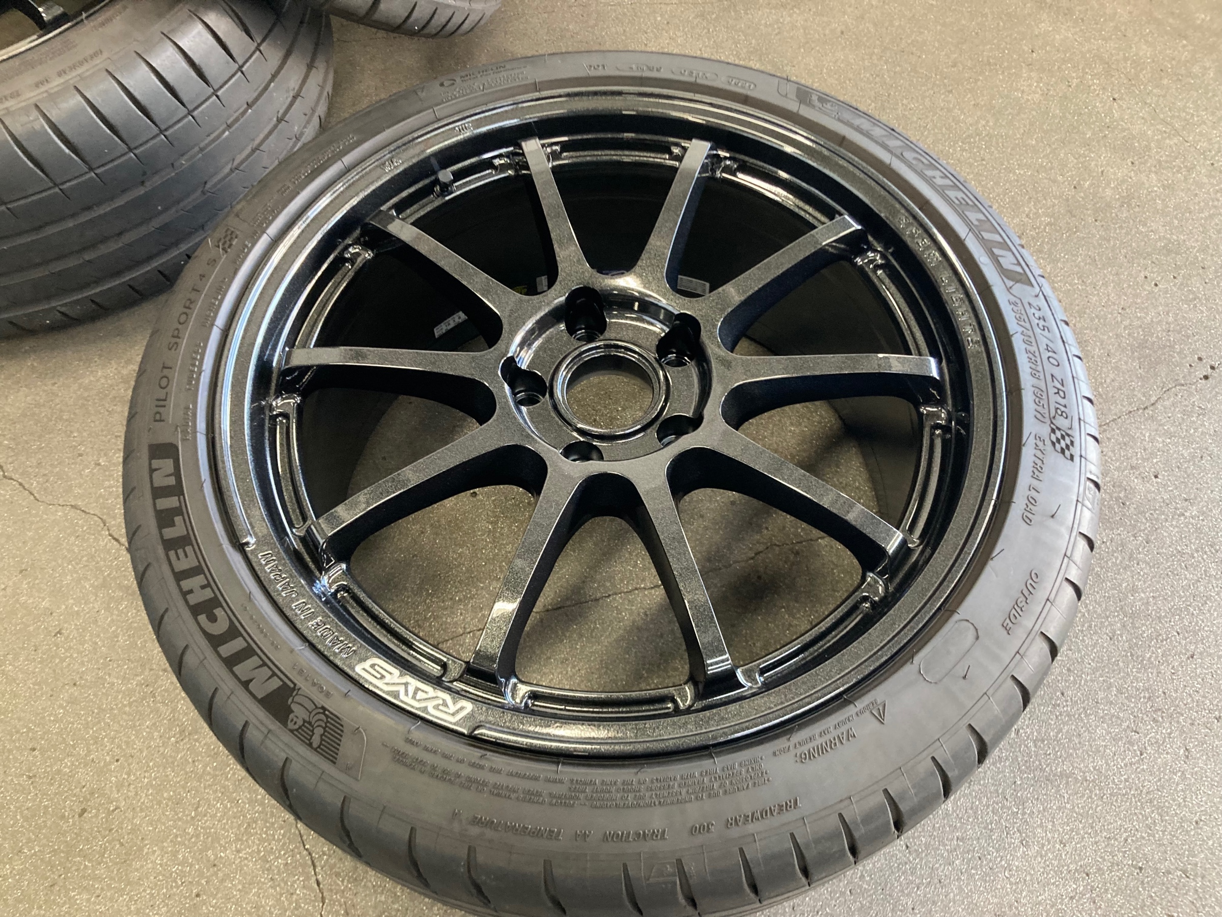 メガーヌRSへ「RAYS gramLIGHTS 57NR」！ | ルノー メガーヌ ホイール タイヤ > タイヤ・ホイール交換 | スタッフ日記 | コクピット モリオカ | 車のカスタマイズ ...