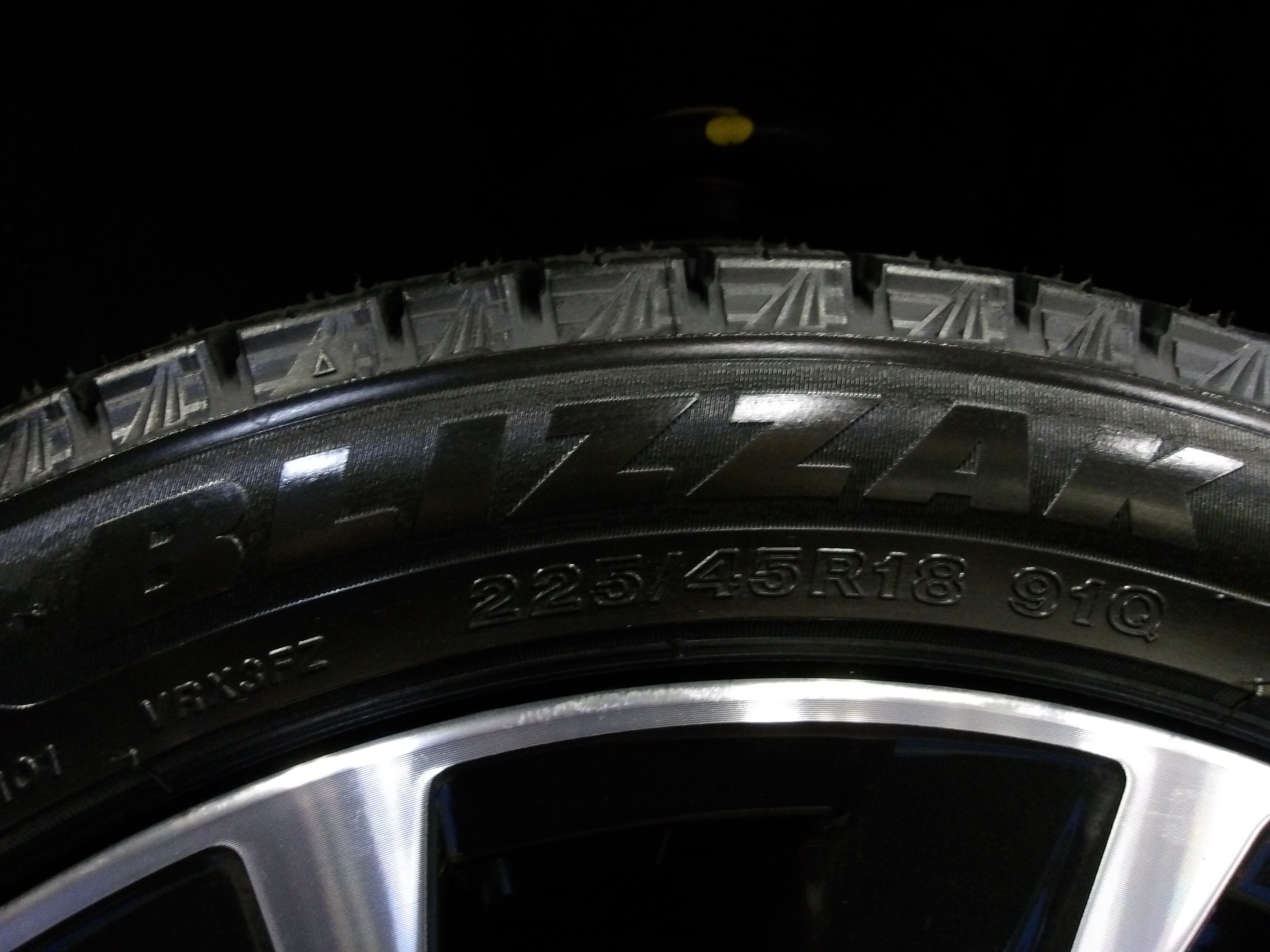 レヴォーグ（VN5）ブリヂストンタイヤスタッドレス「ブリザック VRX3」装着。 | スバル レヴォーグ タイヤ タイヤ > タイヤ交換 | 作業日誌 | コクピット 川越 | お店の得意技紹介