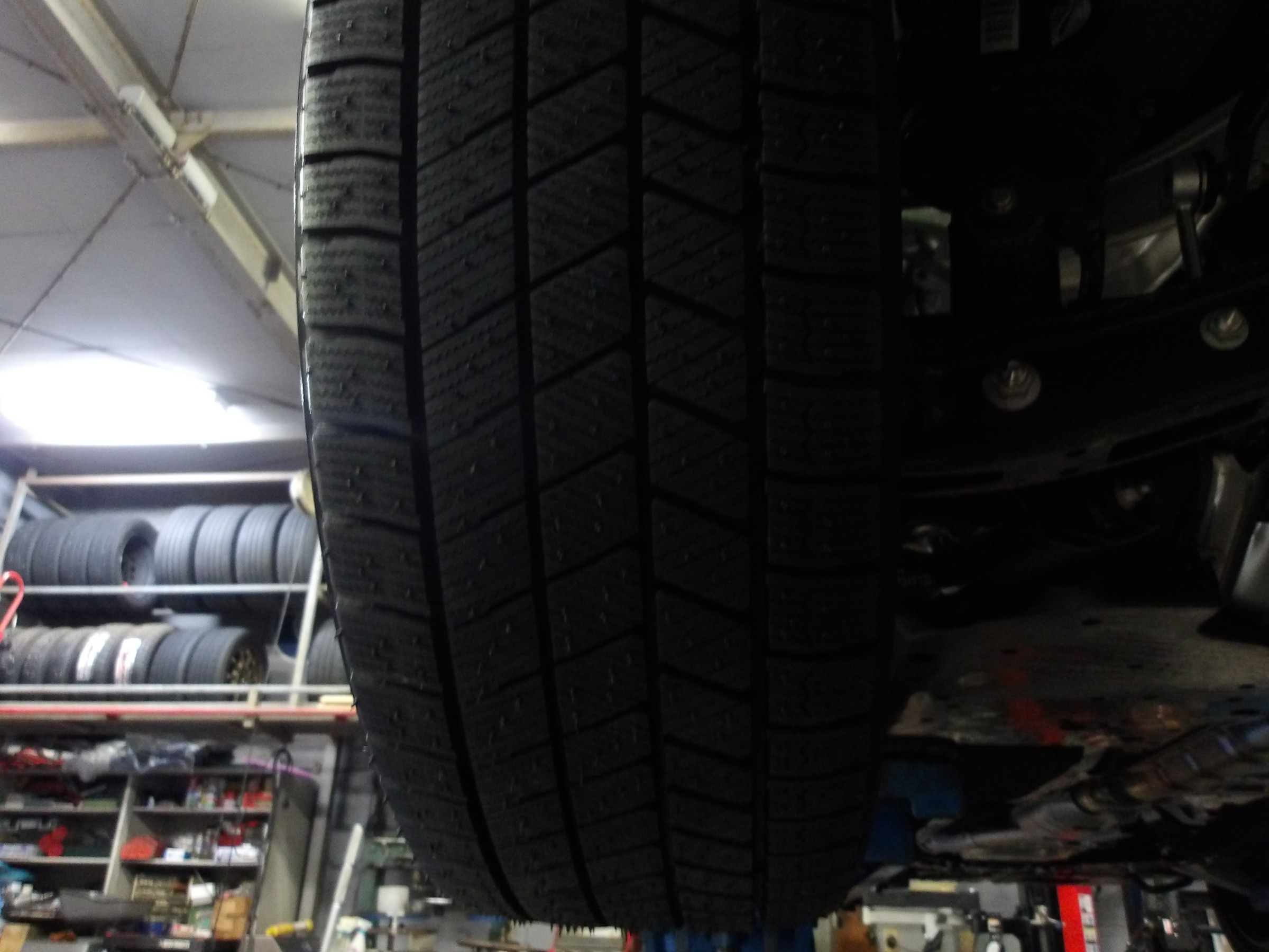 レヴォーグ（VN5）ブリヂストンタイヤスタッドレス「ブリザック VRX3」装着。 | スバル レヴォーグ タイヤ タイヤ > タイヤ交換 | 作業日誌 | コクピット 川越 | お店の得意技紹介